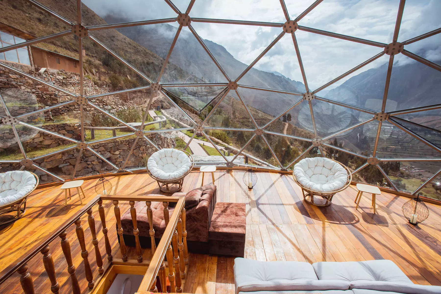 Luxusní butikový hotel s jasnou kupolovou strukturou uhnízděný v horách Peru. Panoramatický výhled z pokoje pro hosty a restaurace