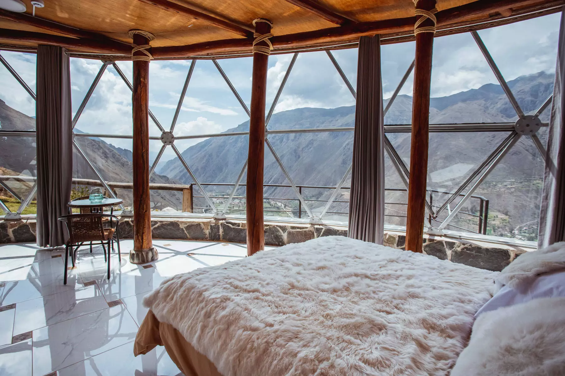 Hôtel-boutique de luxe avec une structure en dôme transparent niché dans les montagnes du Pérou. Vues panoramiques depuis l'intérieur de la chambre et du restaurant