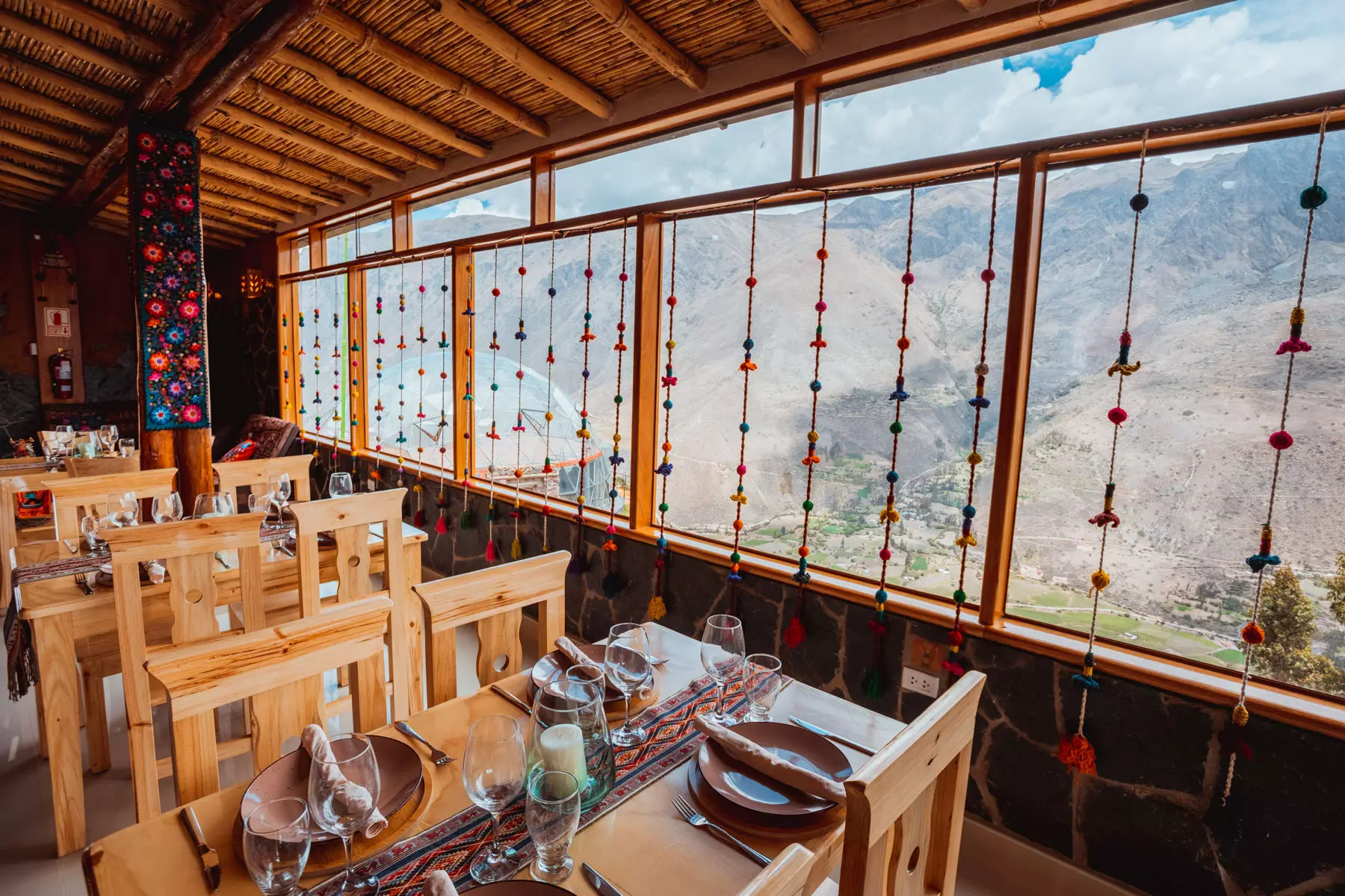 Luxusní butikový hotel s jasnou kupolovou strukturou uhnízděný v horách Peru. Panoramatický výhled z pokoje pro hosty a restaurace