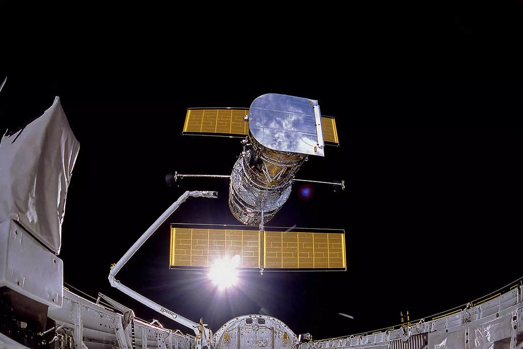 Sts-31 Onboard Phot-Hubble Space Teleskop Dikerahkan Pada 25 April 1990. Foto Itu Diambil Oleh Kamera IMAX Cargo Bay