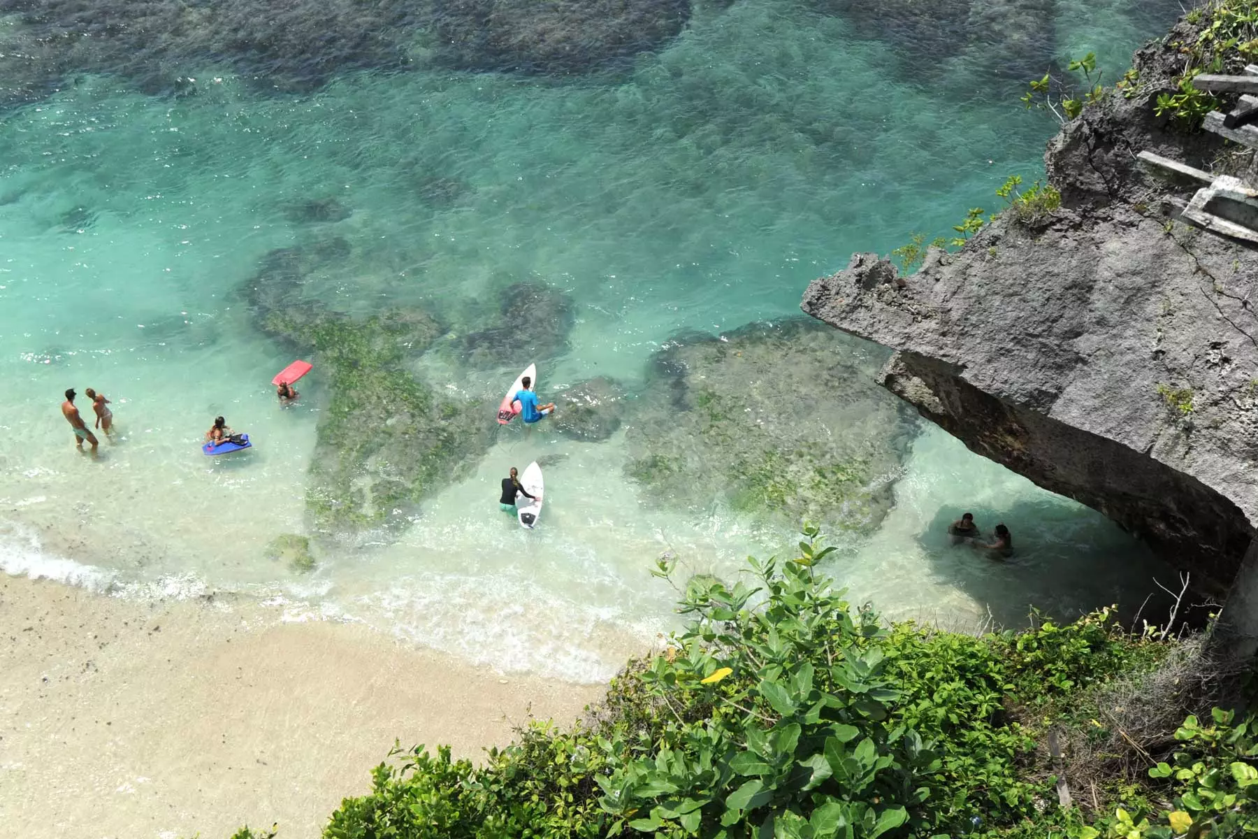 Vista aérea de surfistas preparándose para surfear na praia de Uluwatu South Kuta na rexencia de Badung na illa de Bali, o 20 de decembro de 2018