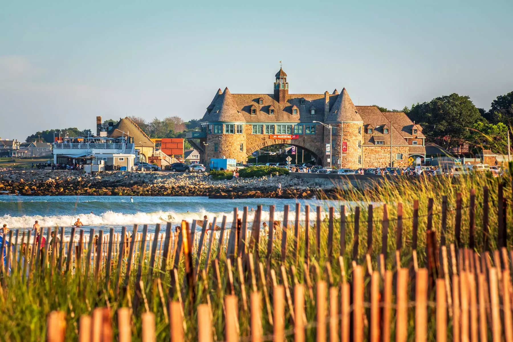 Picha ya pembe ya chini ya Mnara wa Narragansett huko Narragansett, Rhode Island