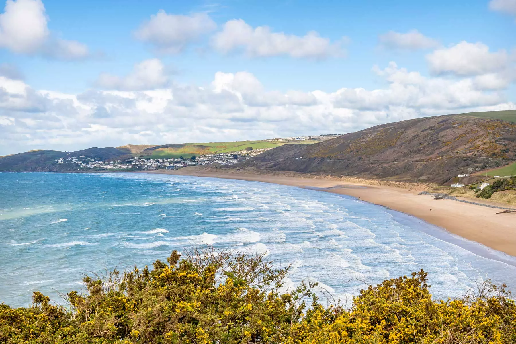 Mwonekano wa mandhari ya kuvutia wa fukwe za Putsborough na Woolacombe nchini Uingereza