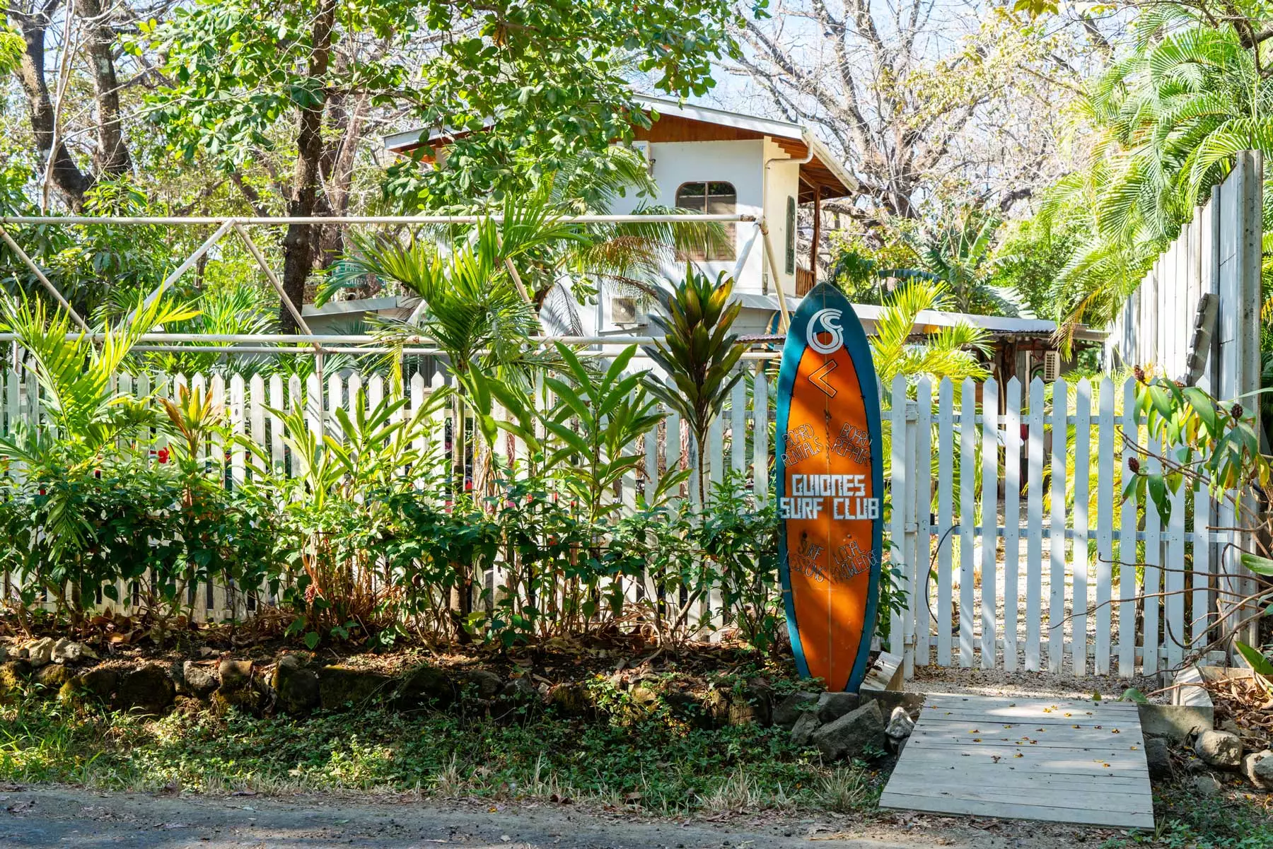 Guiones Surf Club පිහිටා ඇත්තේ Playa Guiones Nosara Guanacaste Costa Rica හි ප්‍රධාන මාර්ගයේ ය. එය රැඳී සිටීමට සහ සැරිසැරීමට බොහෝ ස්ථාන අතර වේ.