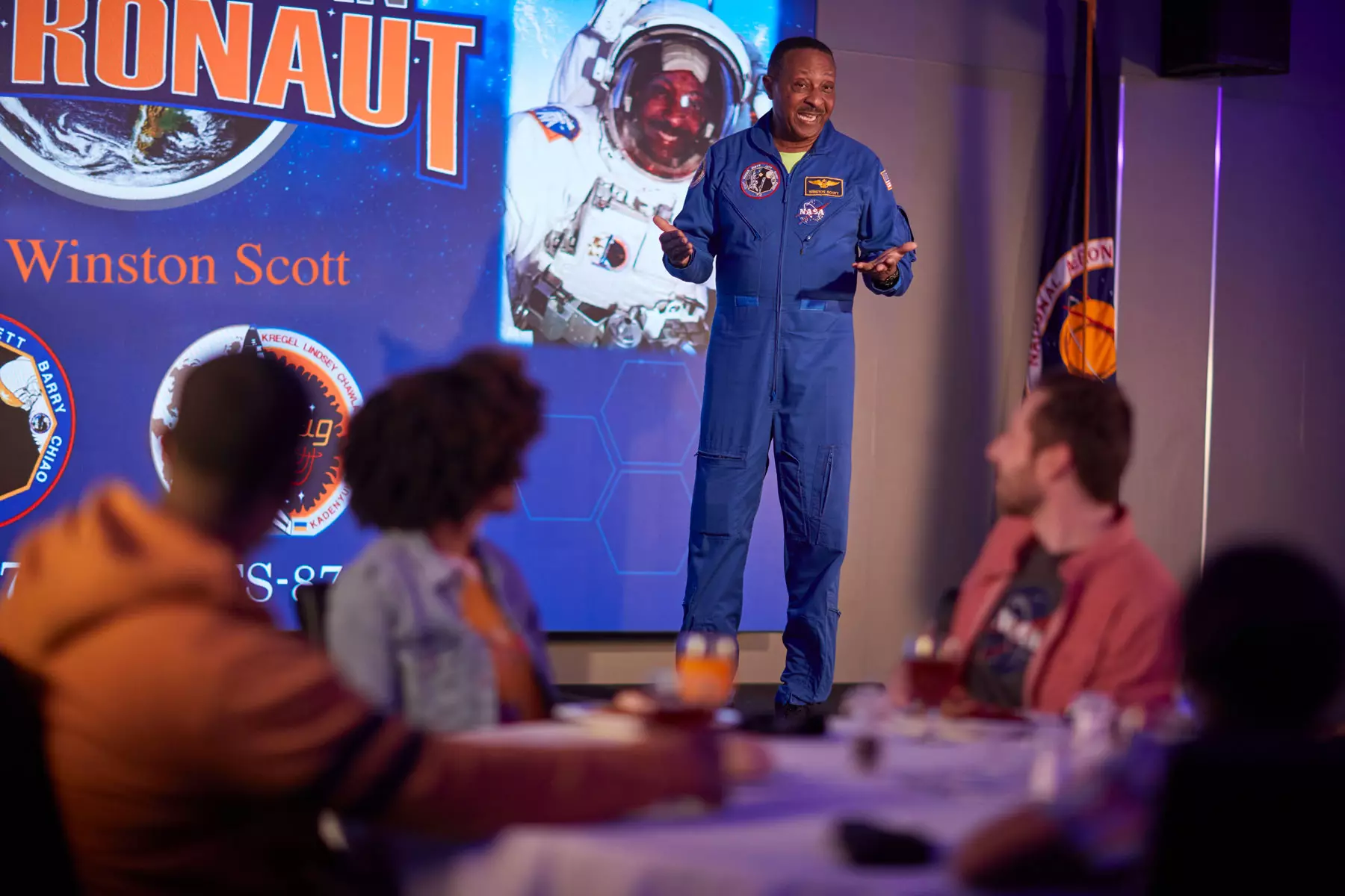 Astronaŭto Winston Scott parolas en Kennedy Space Center