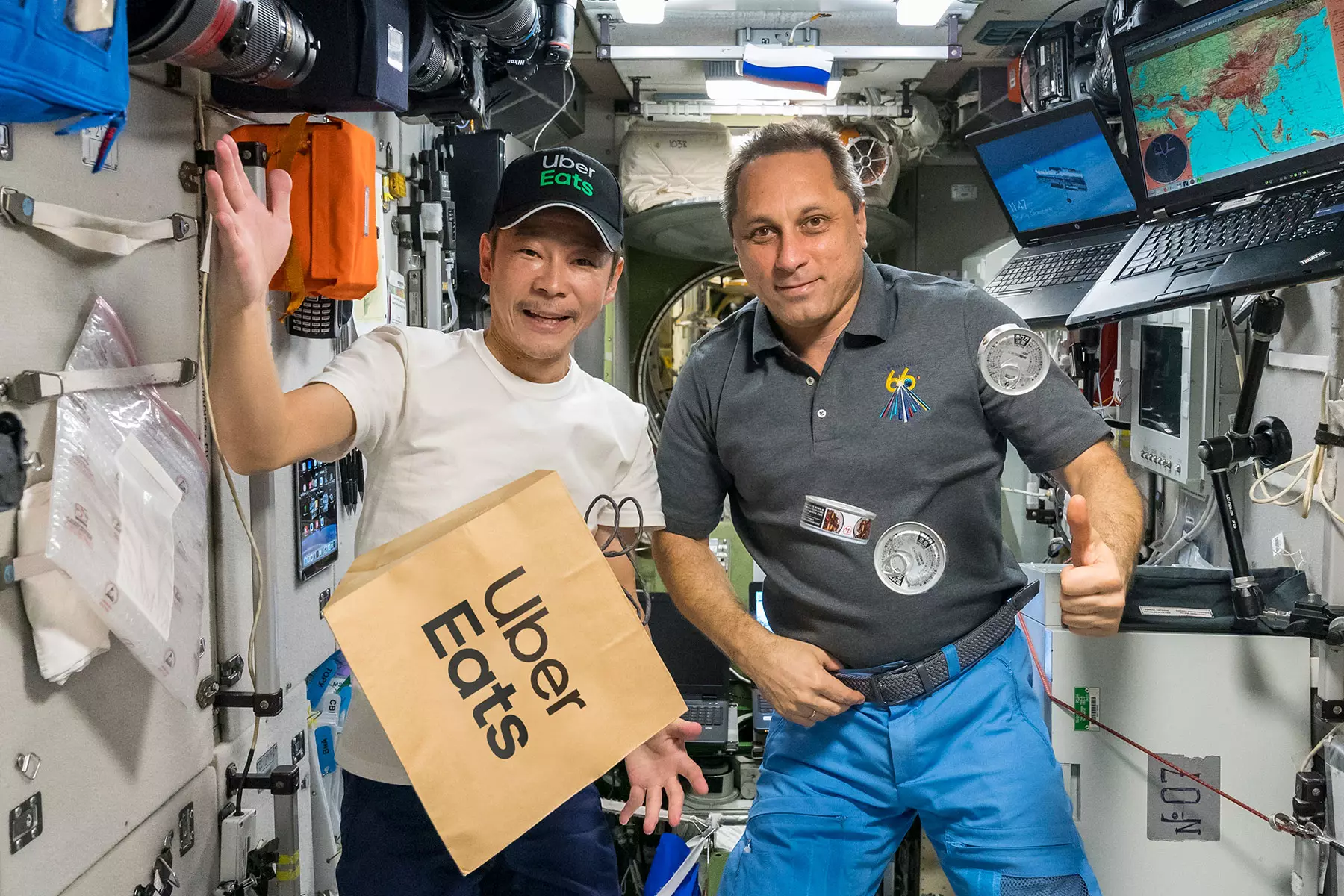 Yusaku Maezawa și astronautul ISS în spațiu cu o geantă Uber Eats