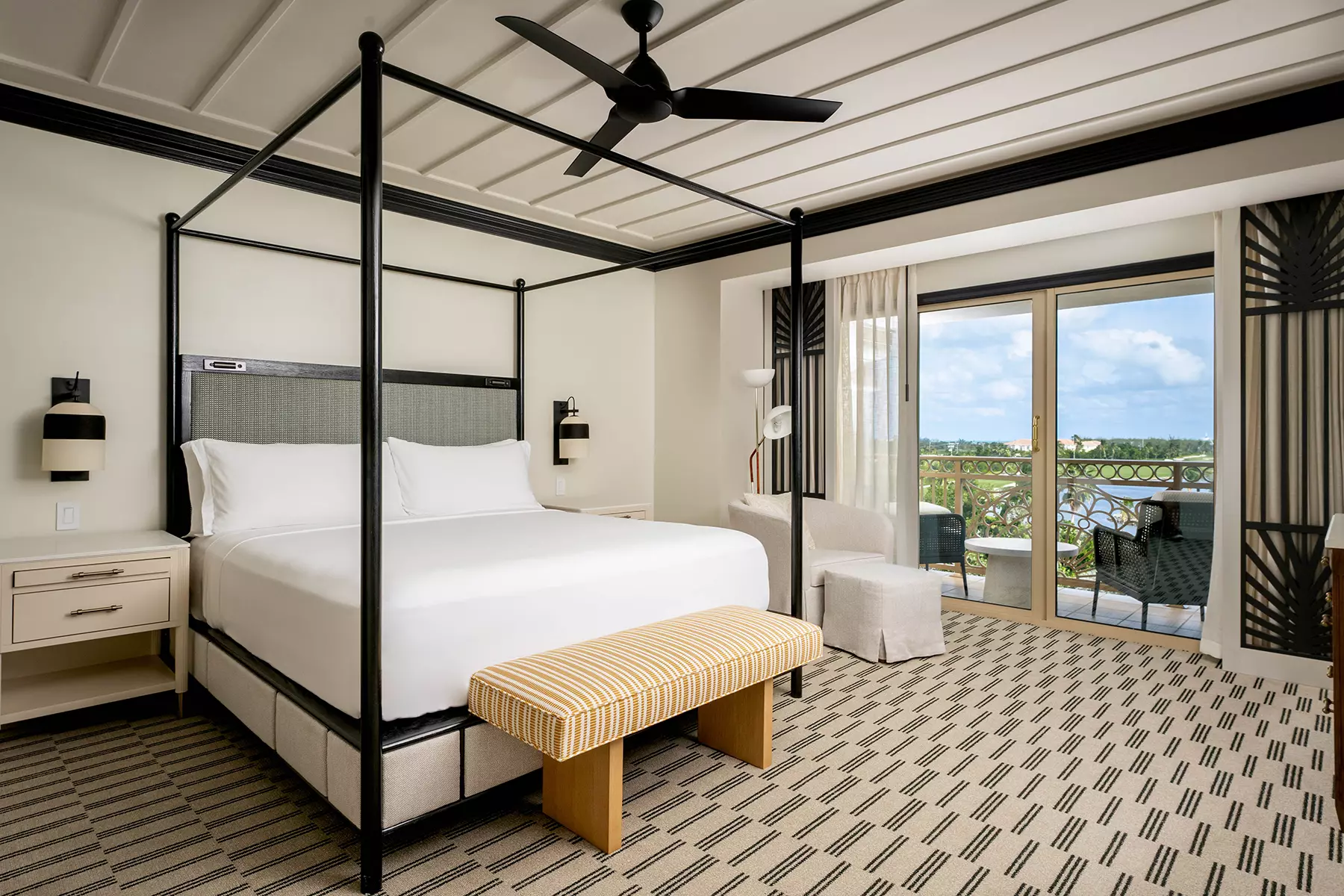 Taobh istigh de sheomra leapa ag The Ritz-Carlton, Grand Cayman