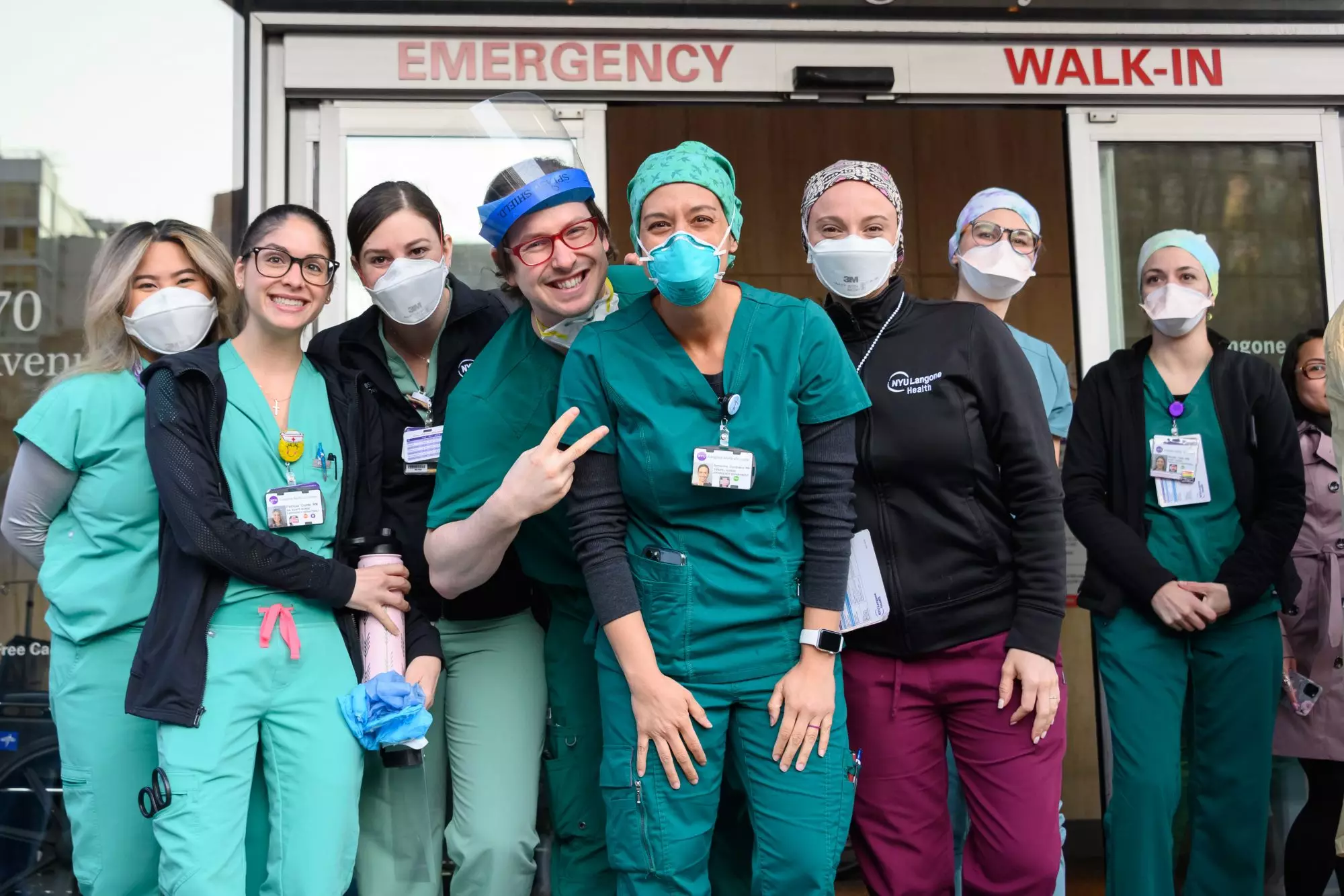 Ħaddiema mediċi mewġ barra NYU Langone Health