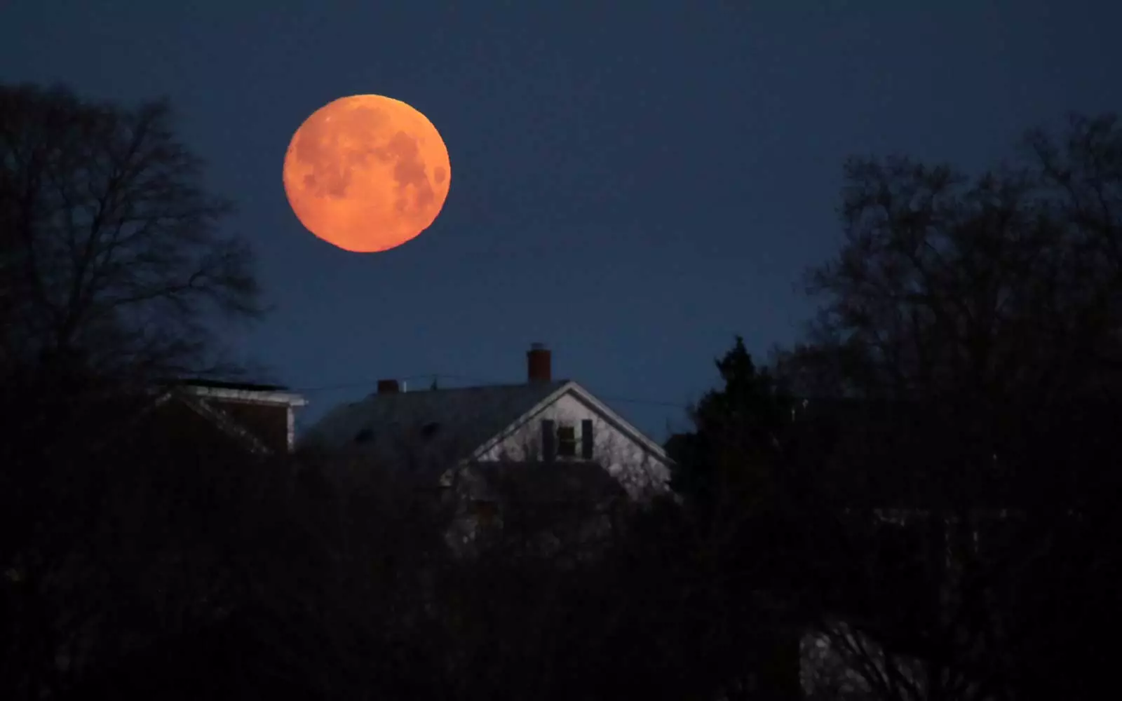 Bulan equinox cacing super, sakumaha anu dipikanyaho, nuturkeun bulan serigala getih super Januari sareng bulan salju super bulan Pébruari.