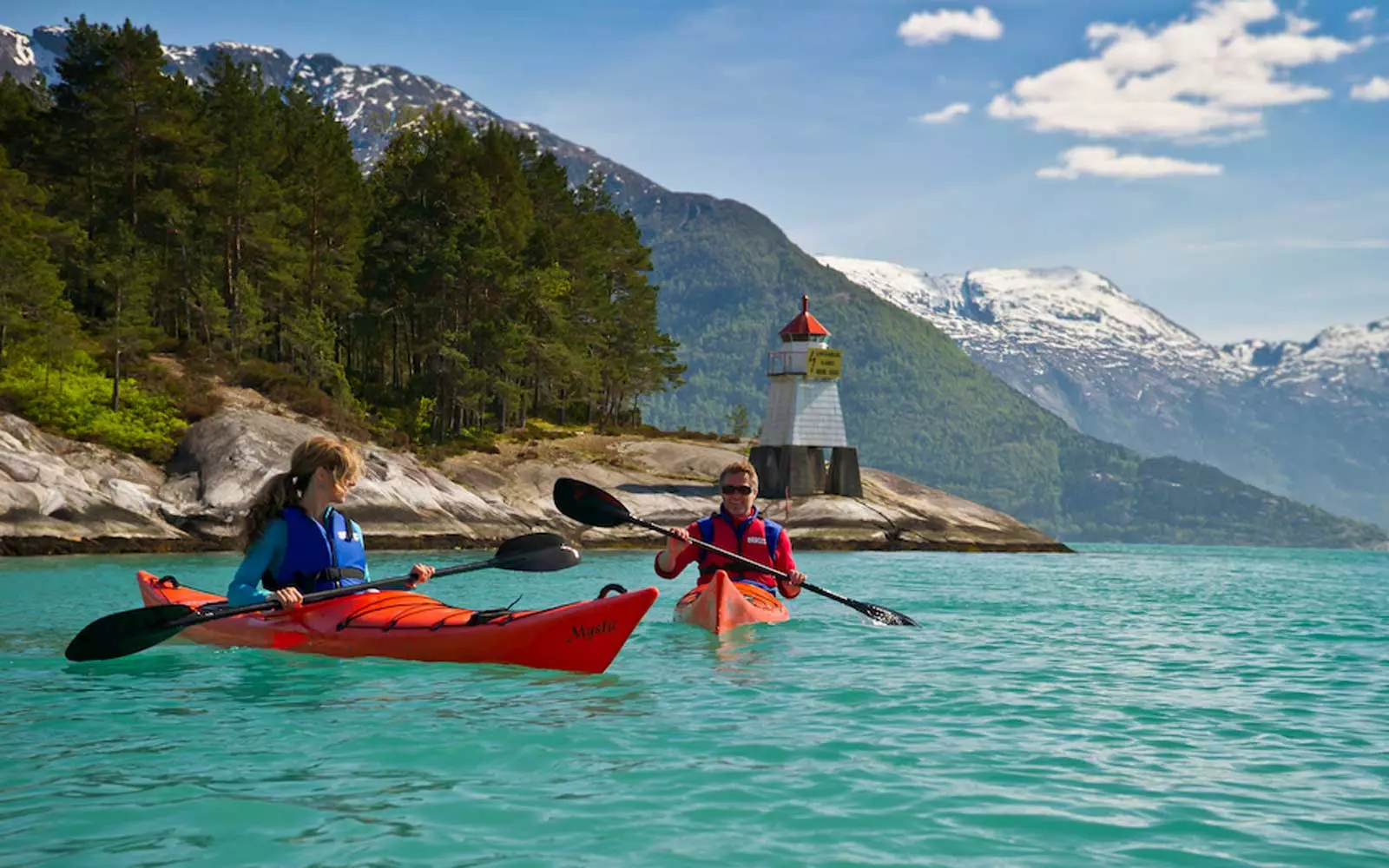 Kayaking ku Fjord, Norway