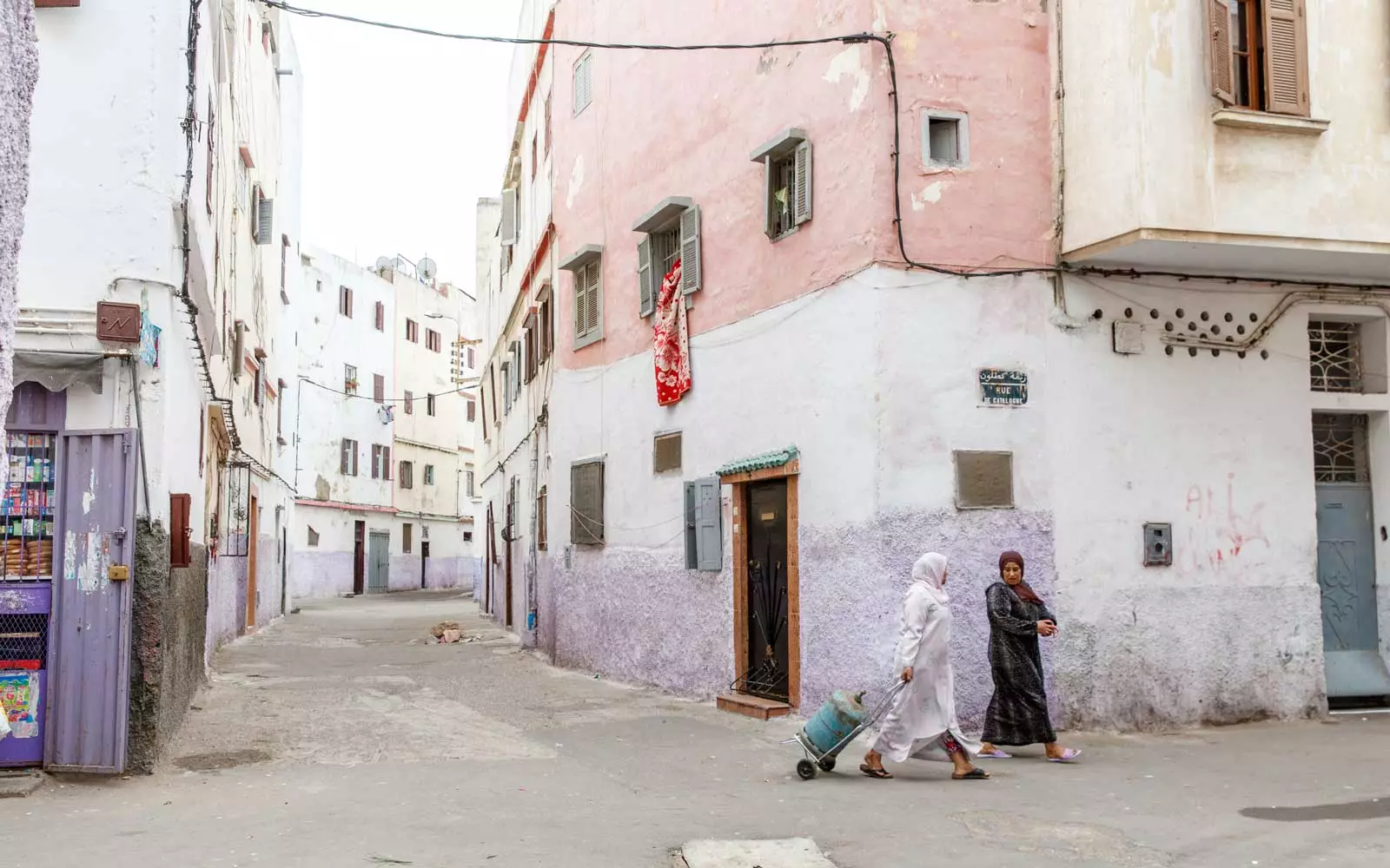 Vehivavy roa manao akanjo Maraokana no mandehandeha eny amin'ny araben'ny medina tranainy any Casablanca, Maraoka