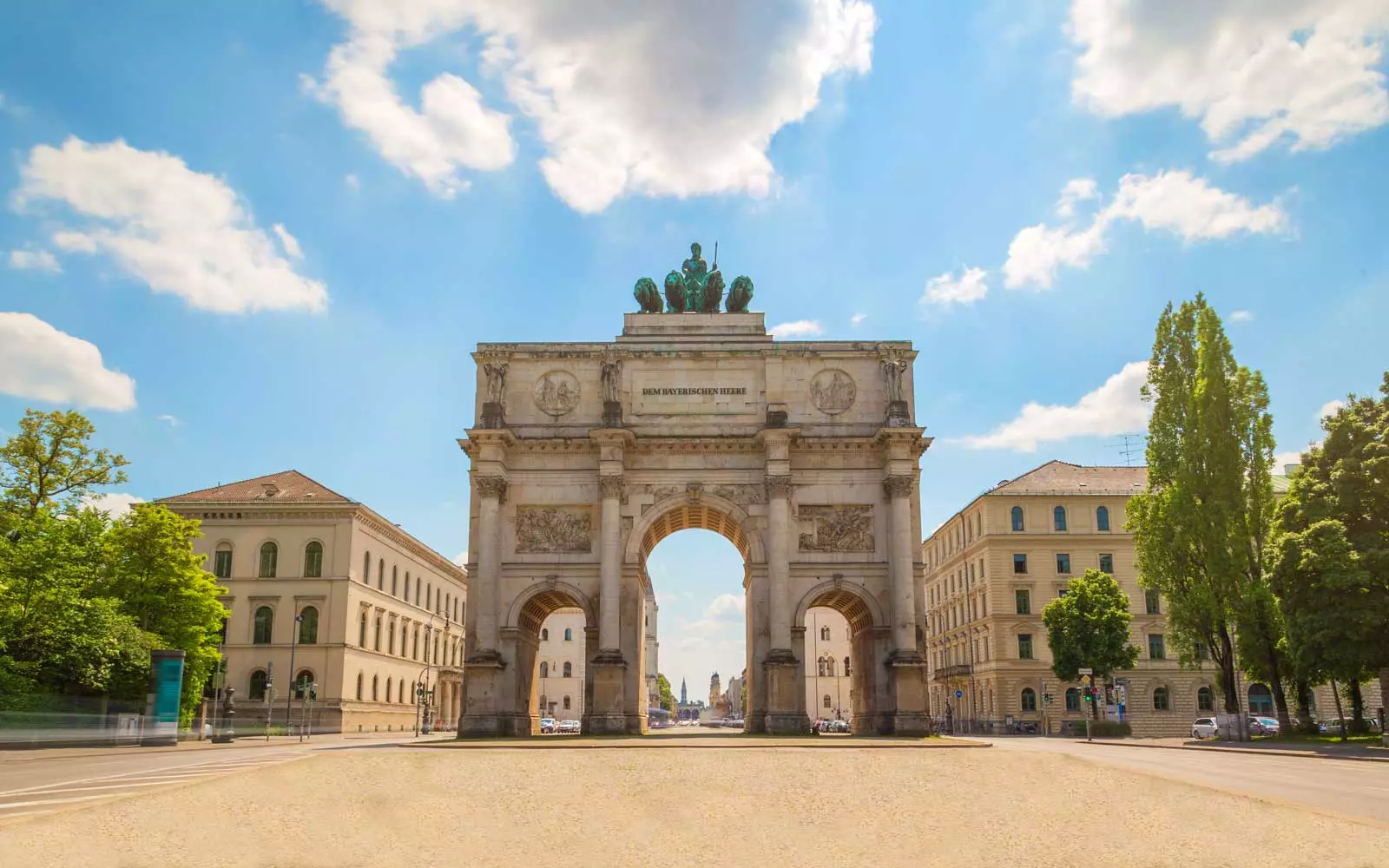 Das Siegestor (Siegestor) in München, Deutschland. Ursprünglich dem Ruhm der Armee gewidmet, erinnert es heute an den Frieden.