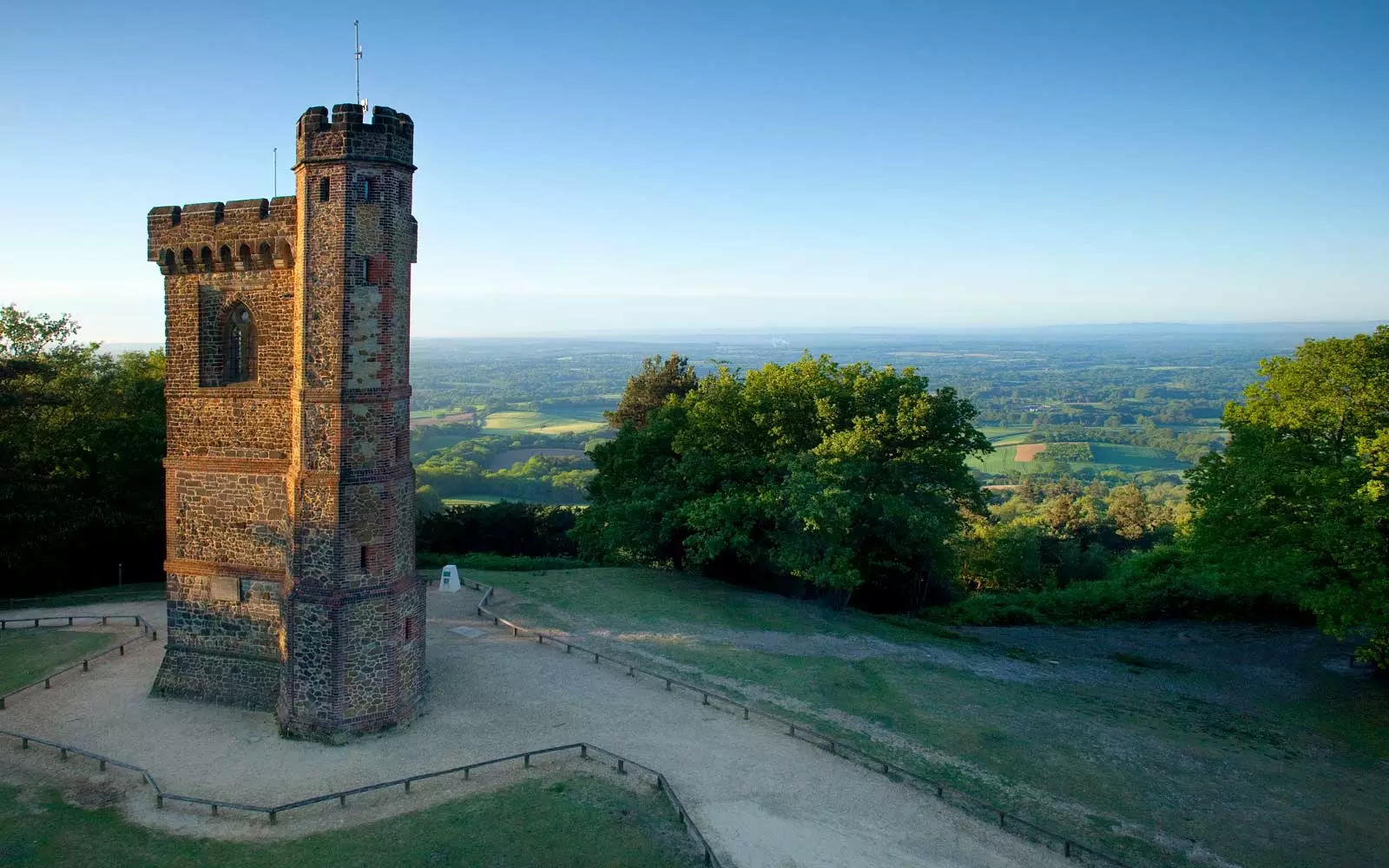 Leith Hill Tower, pito sili ona maualuga i le itu i saute sasa'e Egelani, va'ai sout i le taeao o le taumafanafana, Surrey Hills, GreensandWay, Surrey