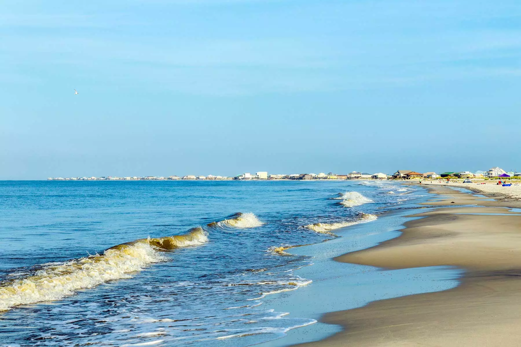 Abantu bajabulela ulwandle oluhle ekuseni kakhulu e-Dauphin Island