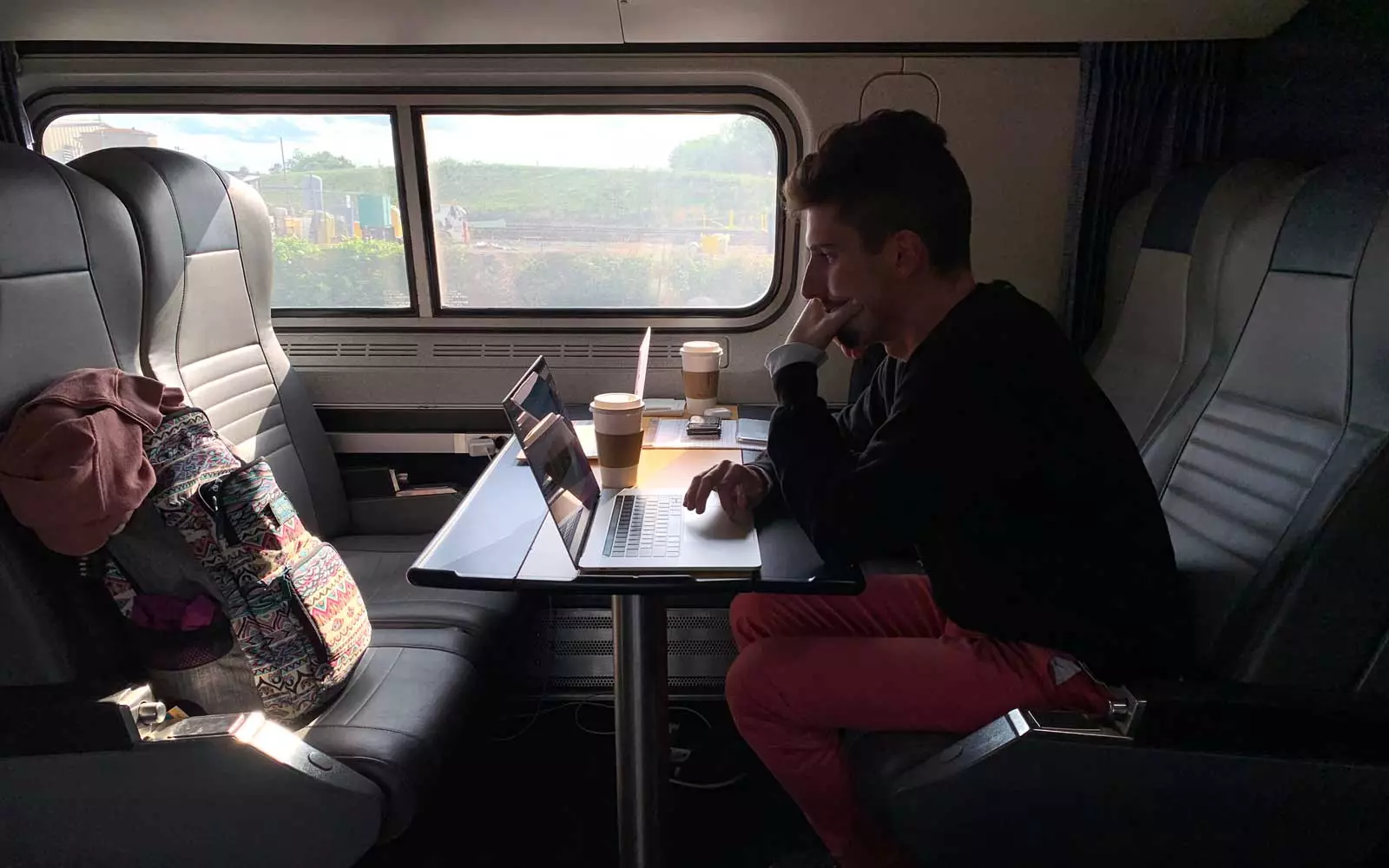 Passasjer jobber ved et bord på et Amtrak-tog.