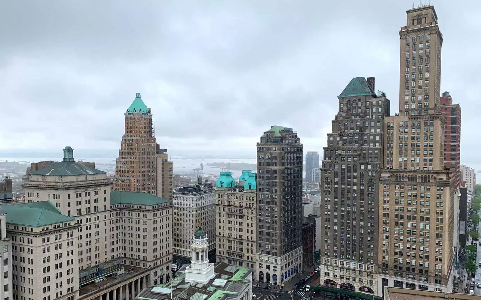 Uitsig oor New York stadsgeboue op 'n bewolkte dag