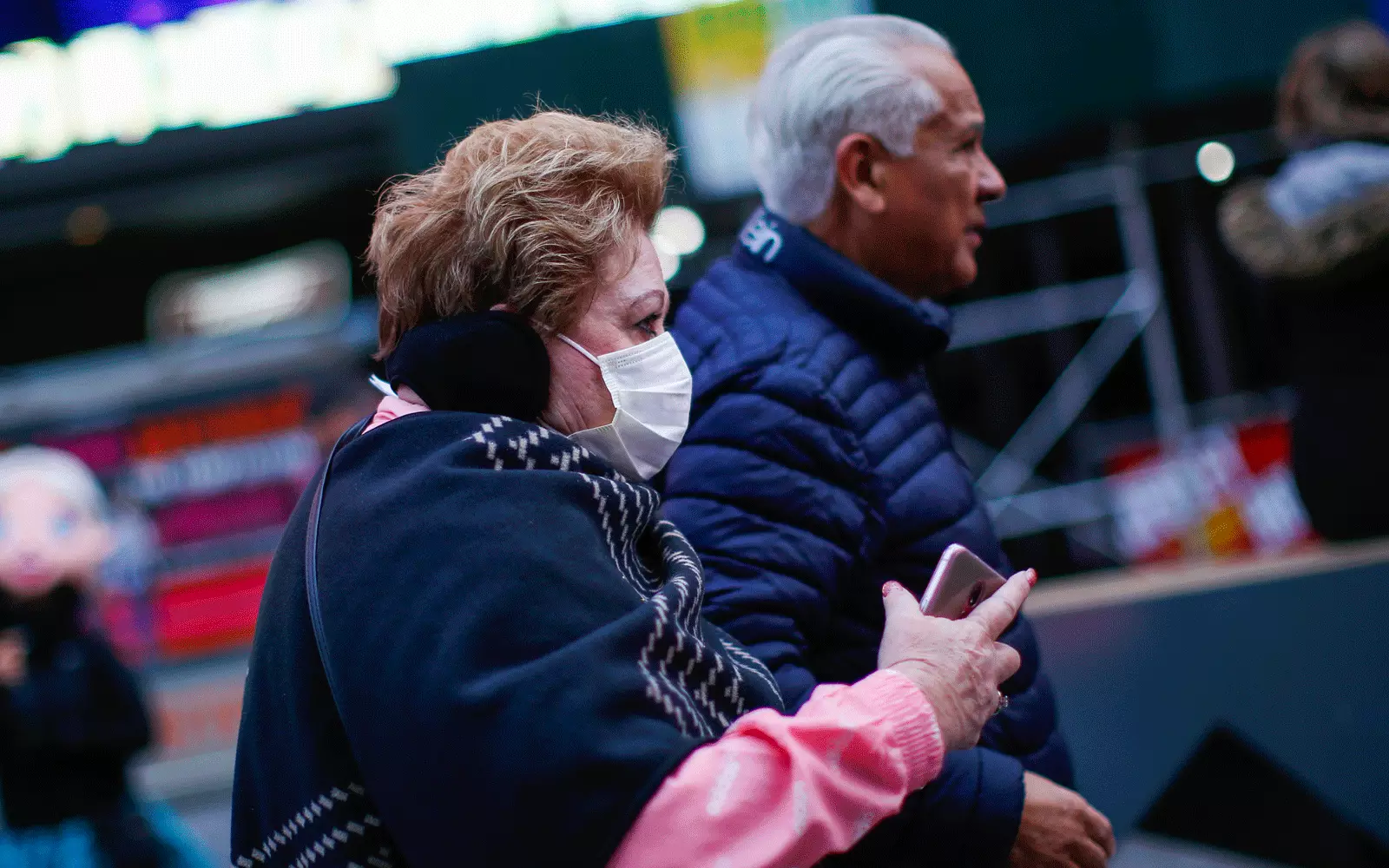 Unha muller que levaba máscara en Times Square, en Nova York.