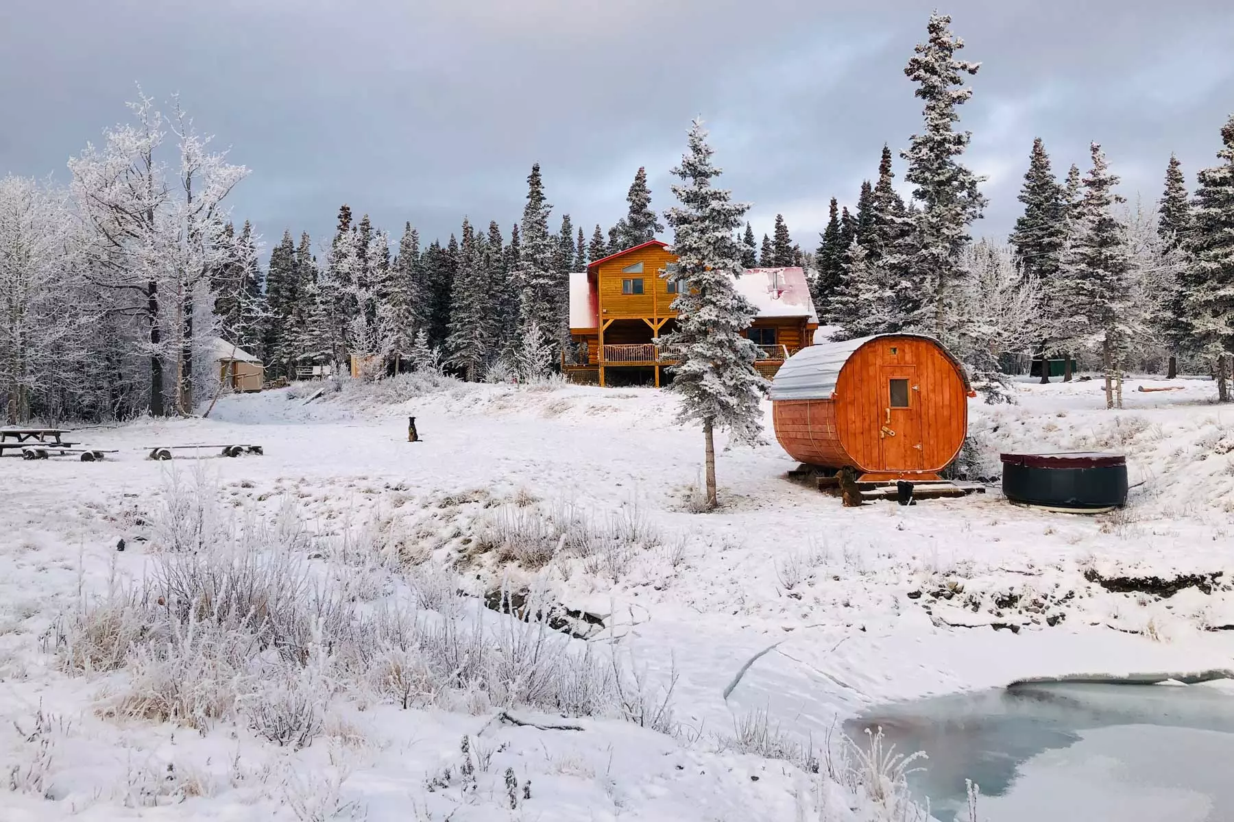 겨울에 캐나다 유콘의 마운트 로건 에코로지(Mount Logan Ecolodge)