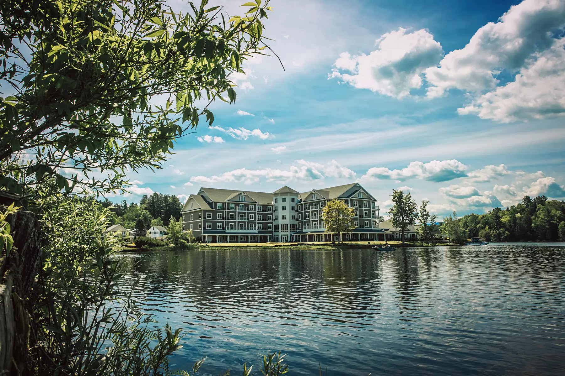 Esterno del lodge sul lungomare di Saranac