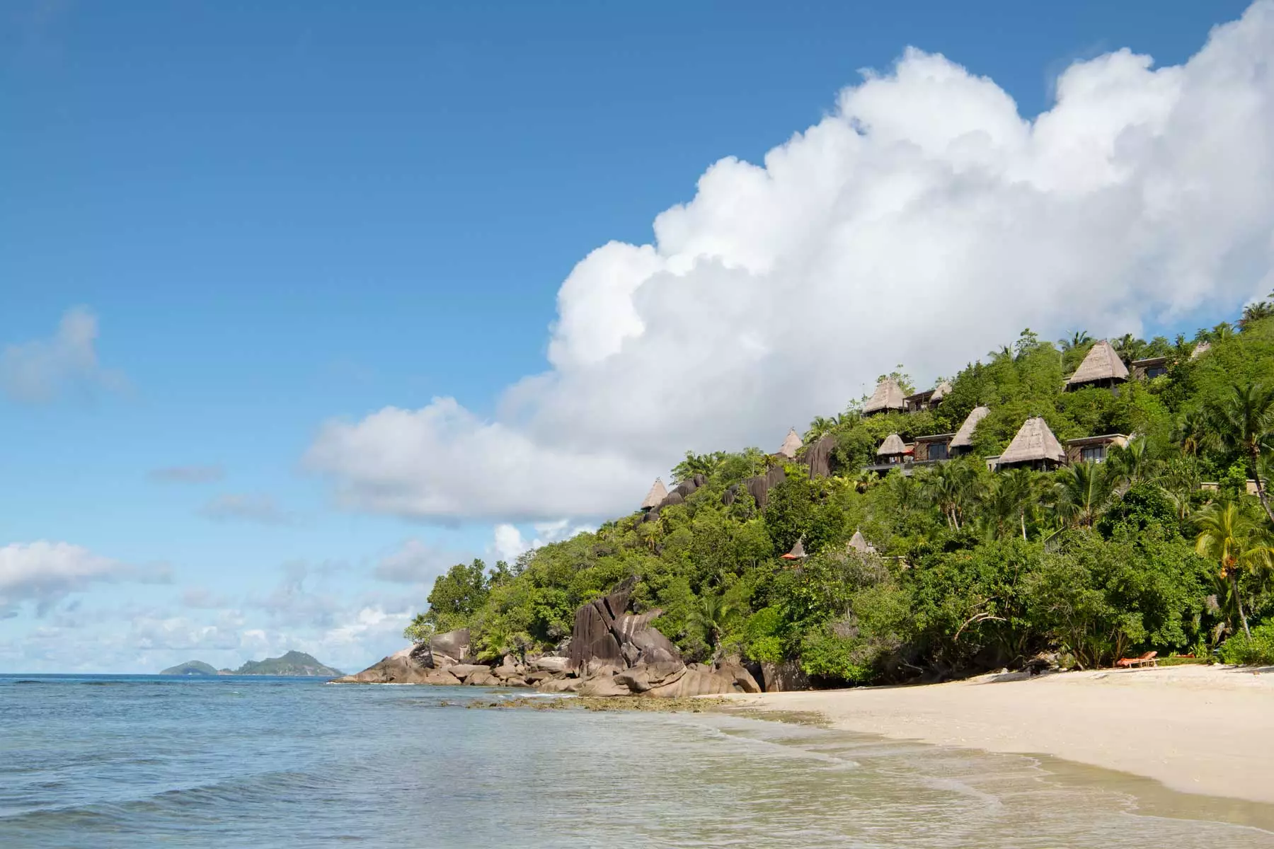 Mga mararangyang villa sa kahabaan ng baybayin ng isla ng Mahe, sa Seychelles