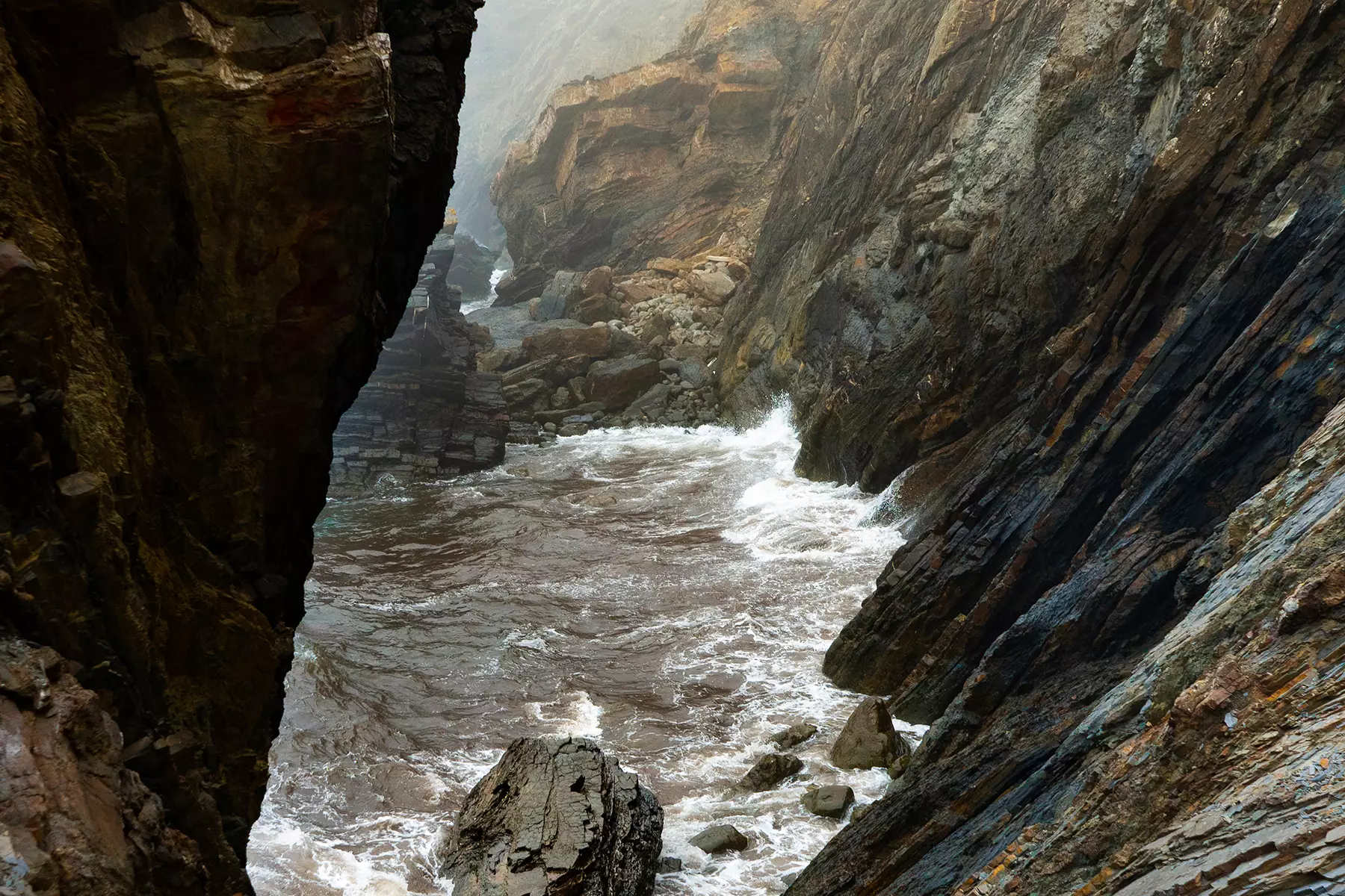 Una costa nuvolosa sulla costa occidentale dell'Algarve