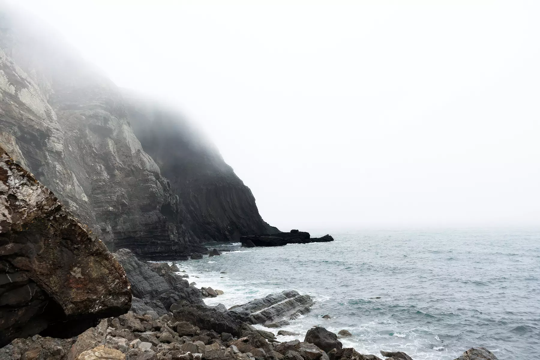 Una costa nuvolosa sulla costa occidentale dell'Algarve