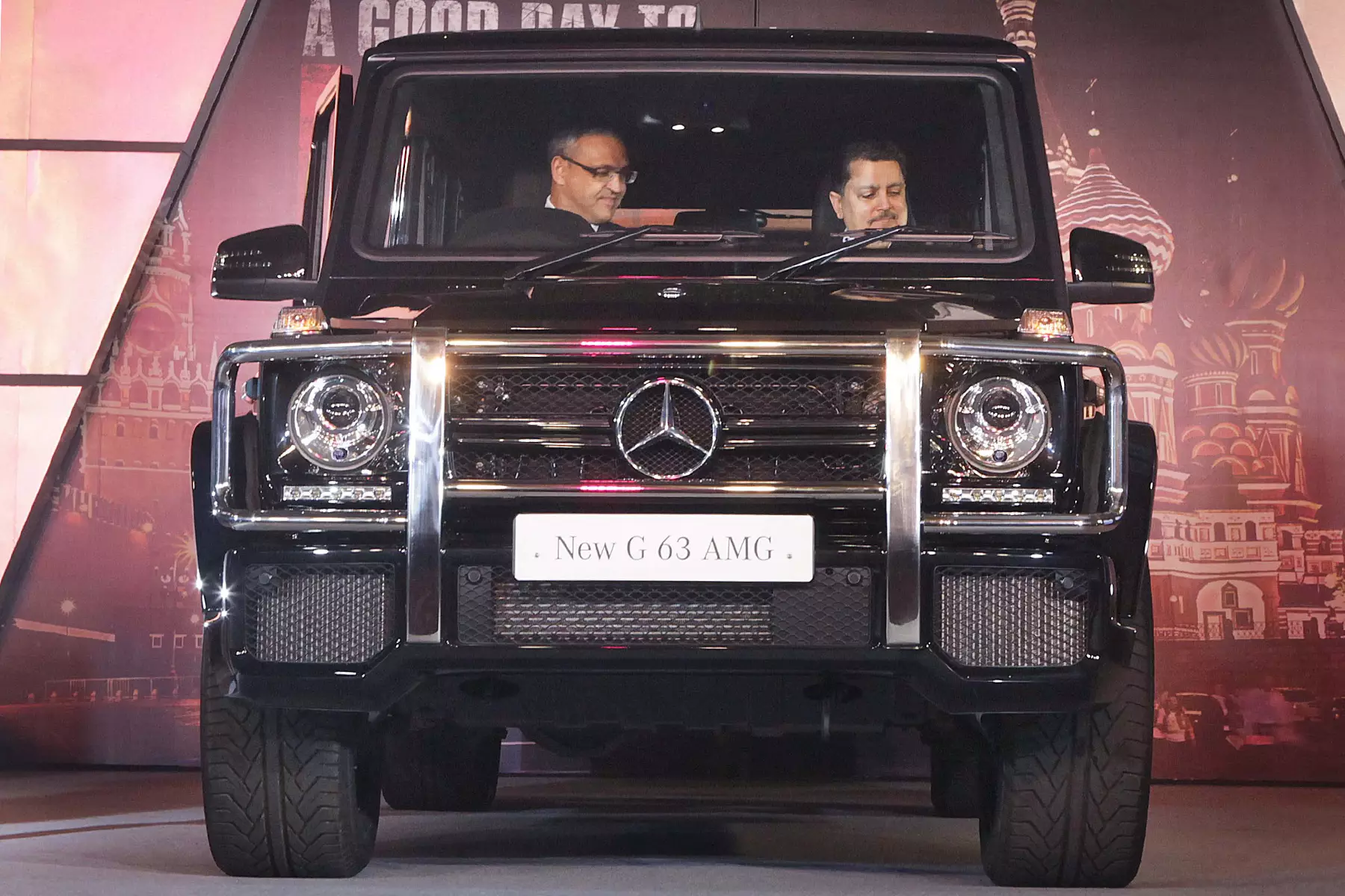 எபர்ஹார்ட் கெர்ன், Mercedes-Benz India நிர்வாக இயக்குனர் மற்றும் CEO, விஜய் சிங், CEO, Fox Star Studio India உடன் இணைந்து G63 AMG SUV ஐ அறிமுகப்படுத்தினார்.