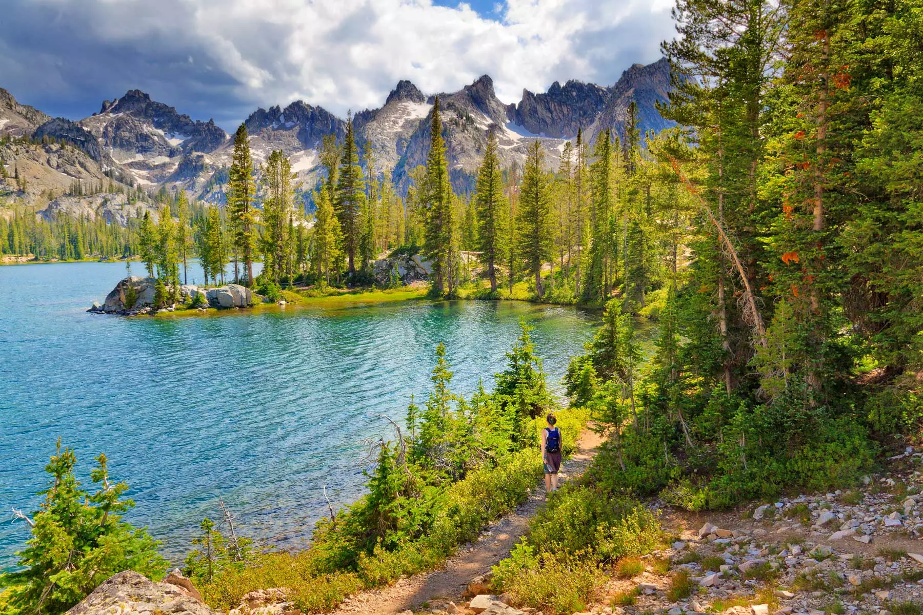 Weiblech Wanderer laanscht Ufer vum Alice Lake, Idaho