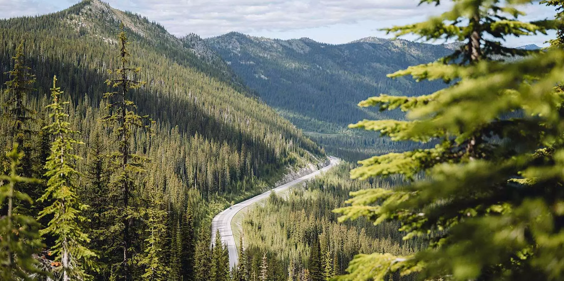 Ang Golden Triangle ng Canada ay Isang Nakamamanghang Road Trip na May Hot Springs, Waterfalls, at Hiking Trails