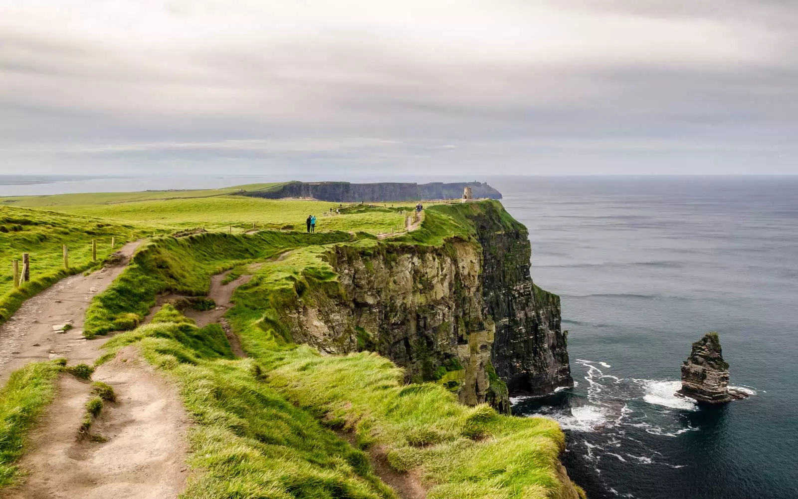 Caminando al borde del Acantilado de Moher en Irlanda