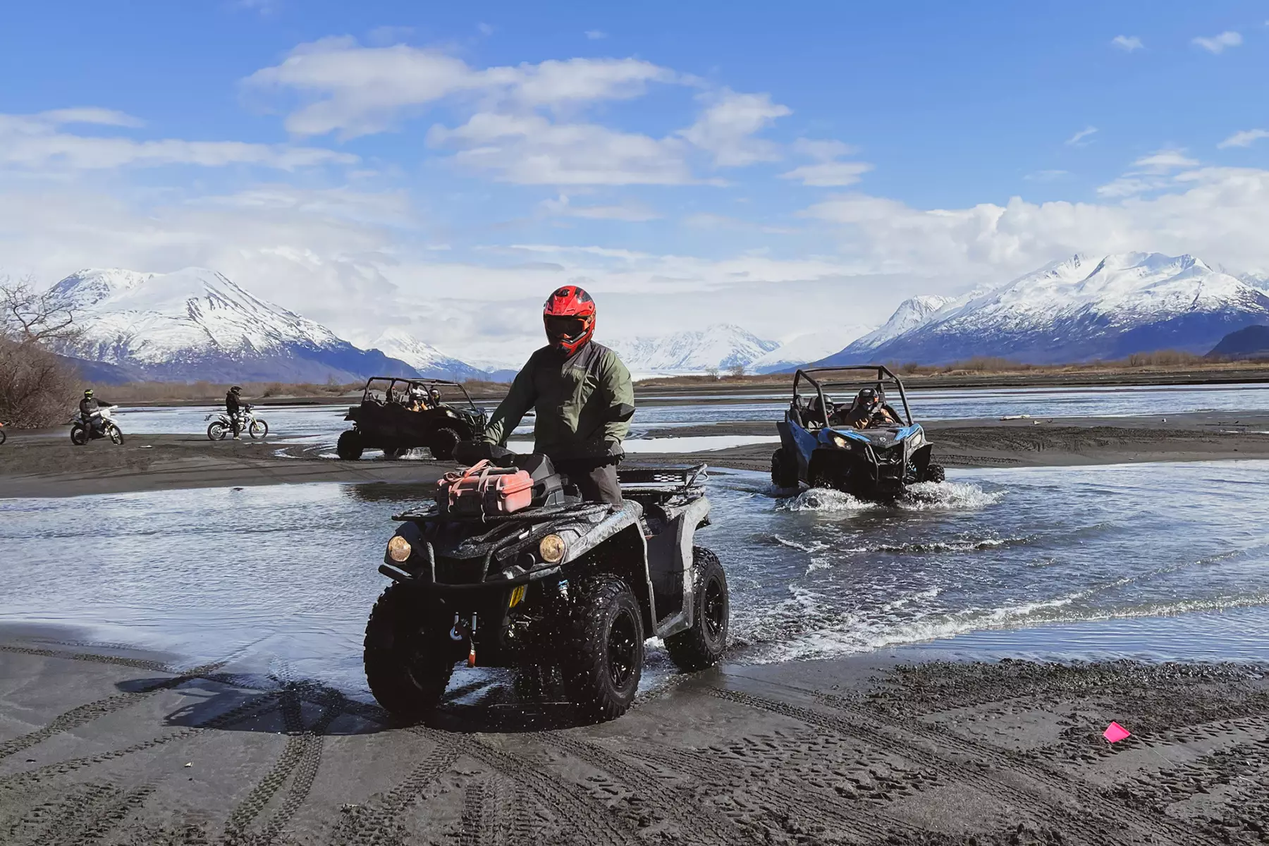 ATVing troch gletsjers mei Alaska Backcountry Adventure Tours