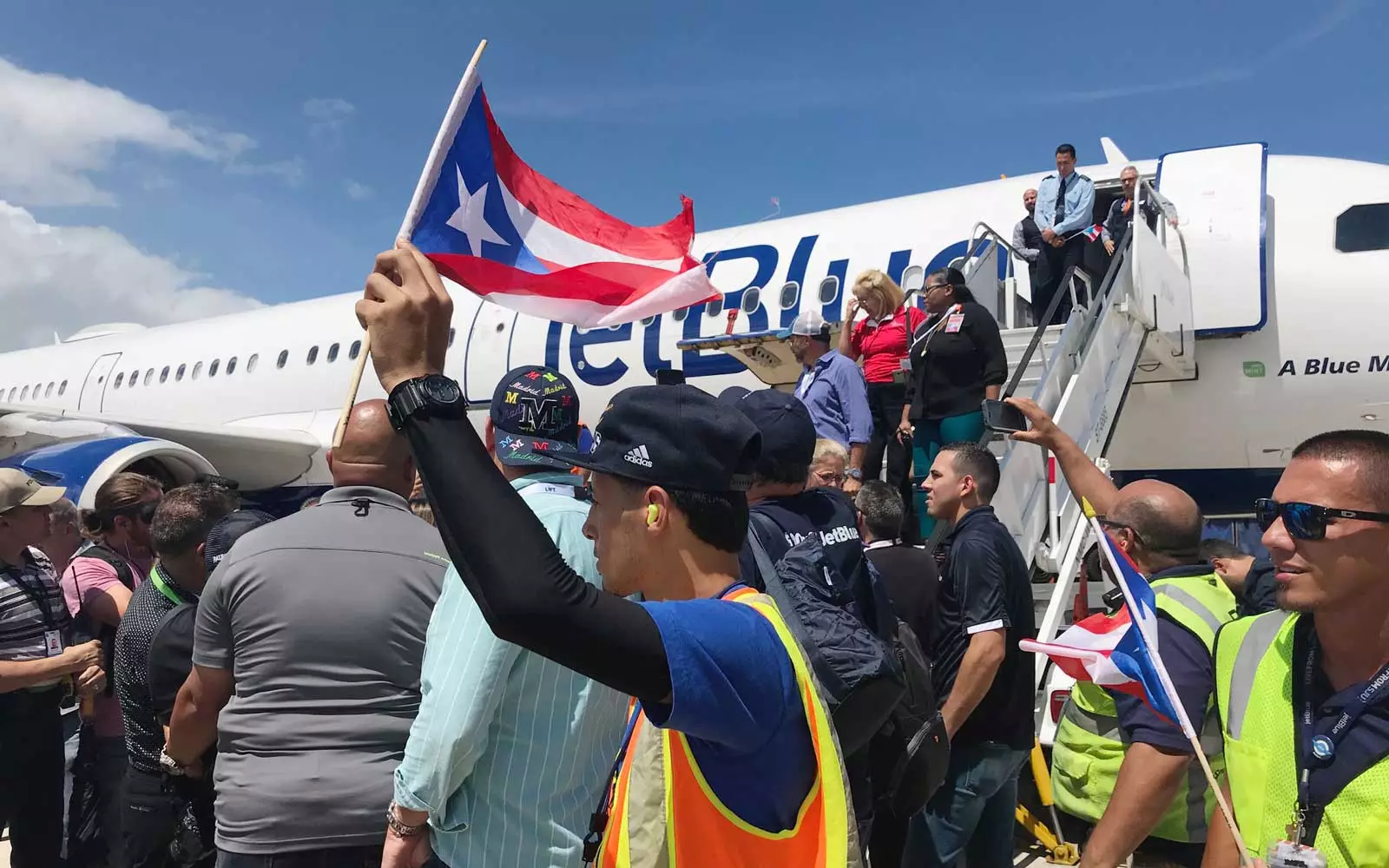 awak JetBlue anjog di Puérto Riko pikeun usaha relief angin topan