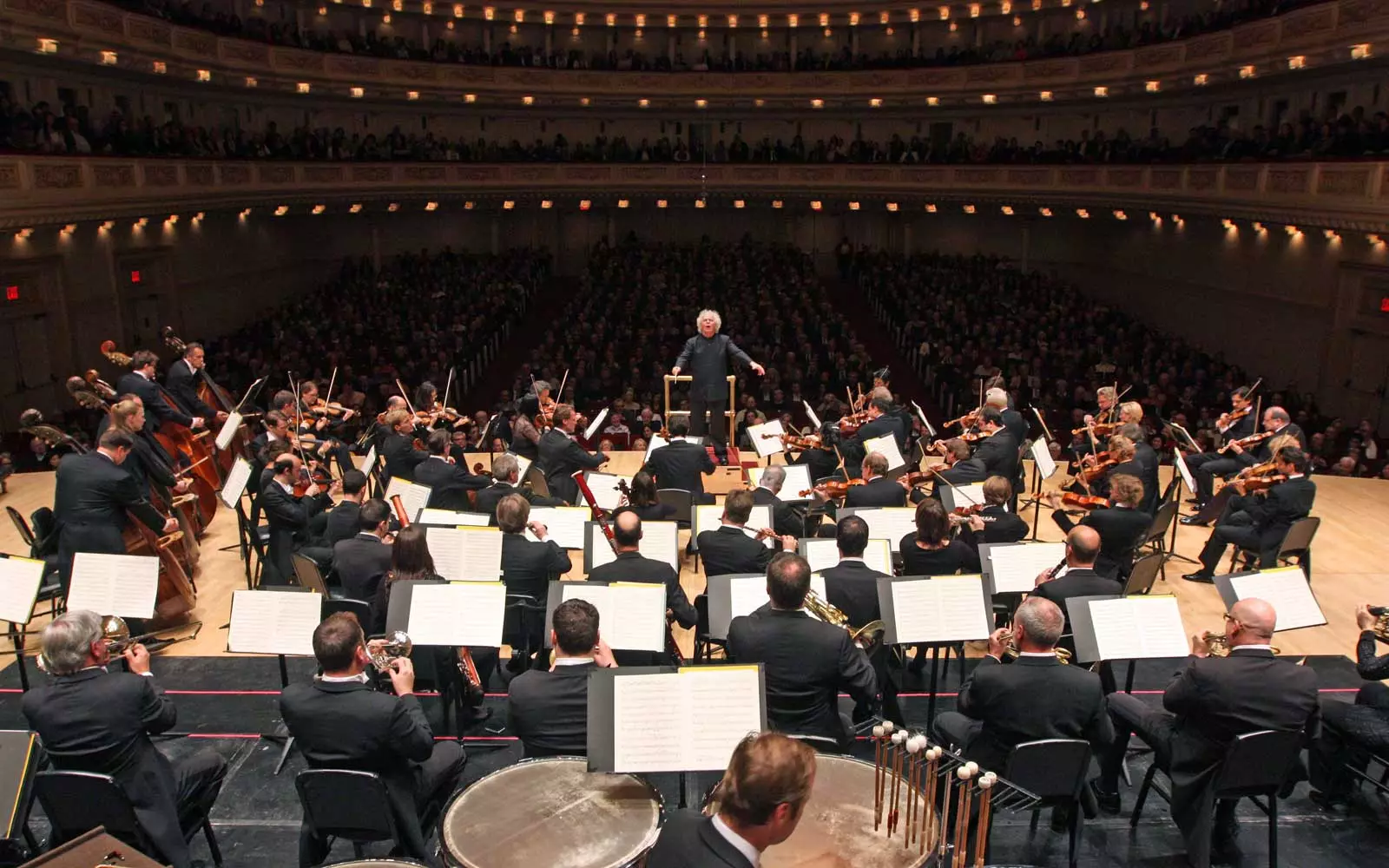 Simon Rattle liderando a Filarmônica de Berlim na Schumann Symphonies no Carnegie Hall na noite de domingo, 5 de outubro de 2014.