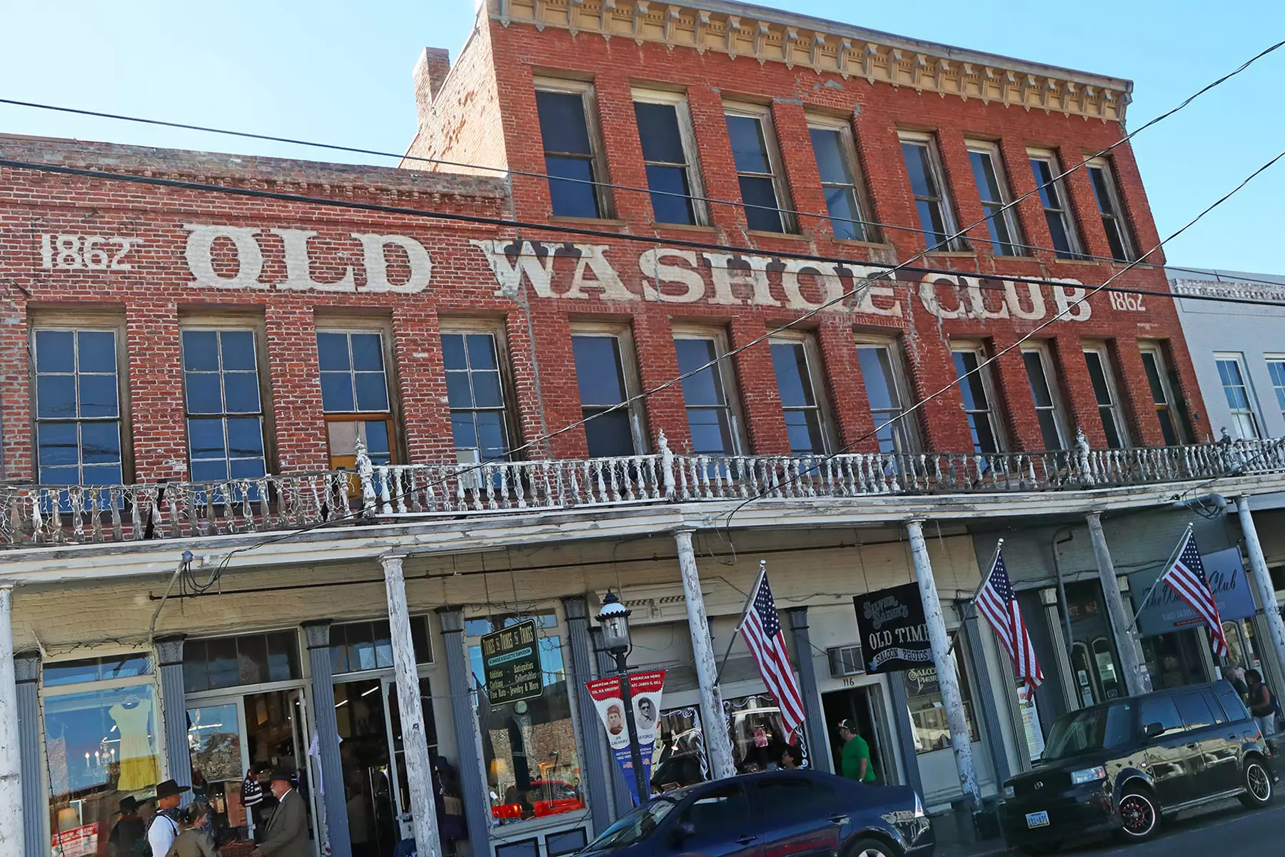 Sa gawas sa Washoe Club sa Virginia City, Nevada