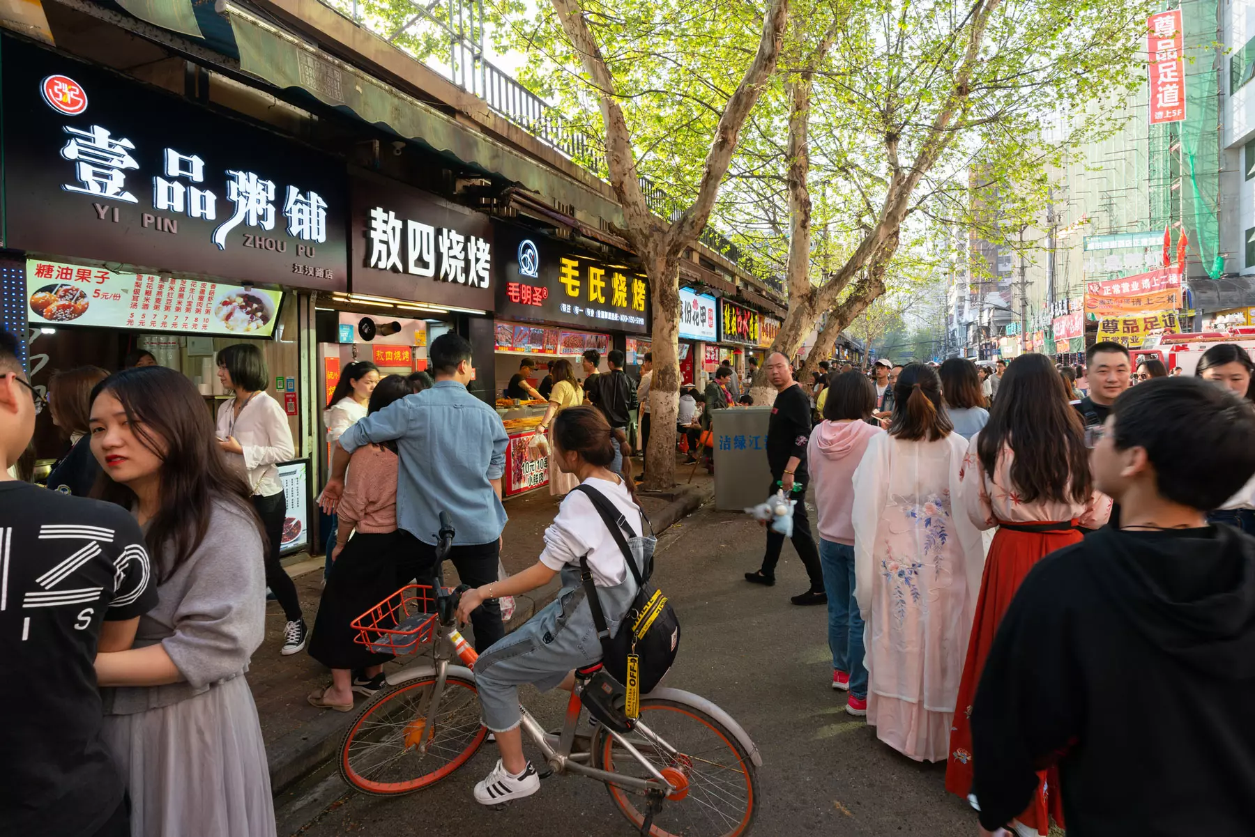 sráide lán daoine i Wuhan