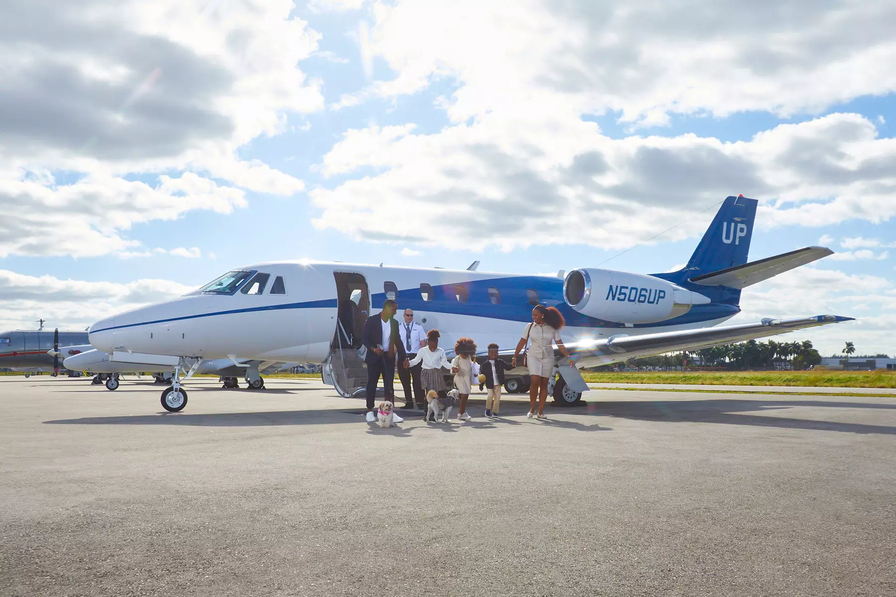 ოჯახი, რომელიც ჩამოდის Wheels Up თვითმფრინავიდან