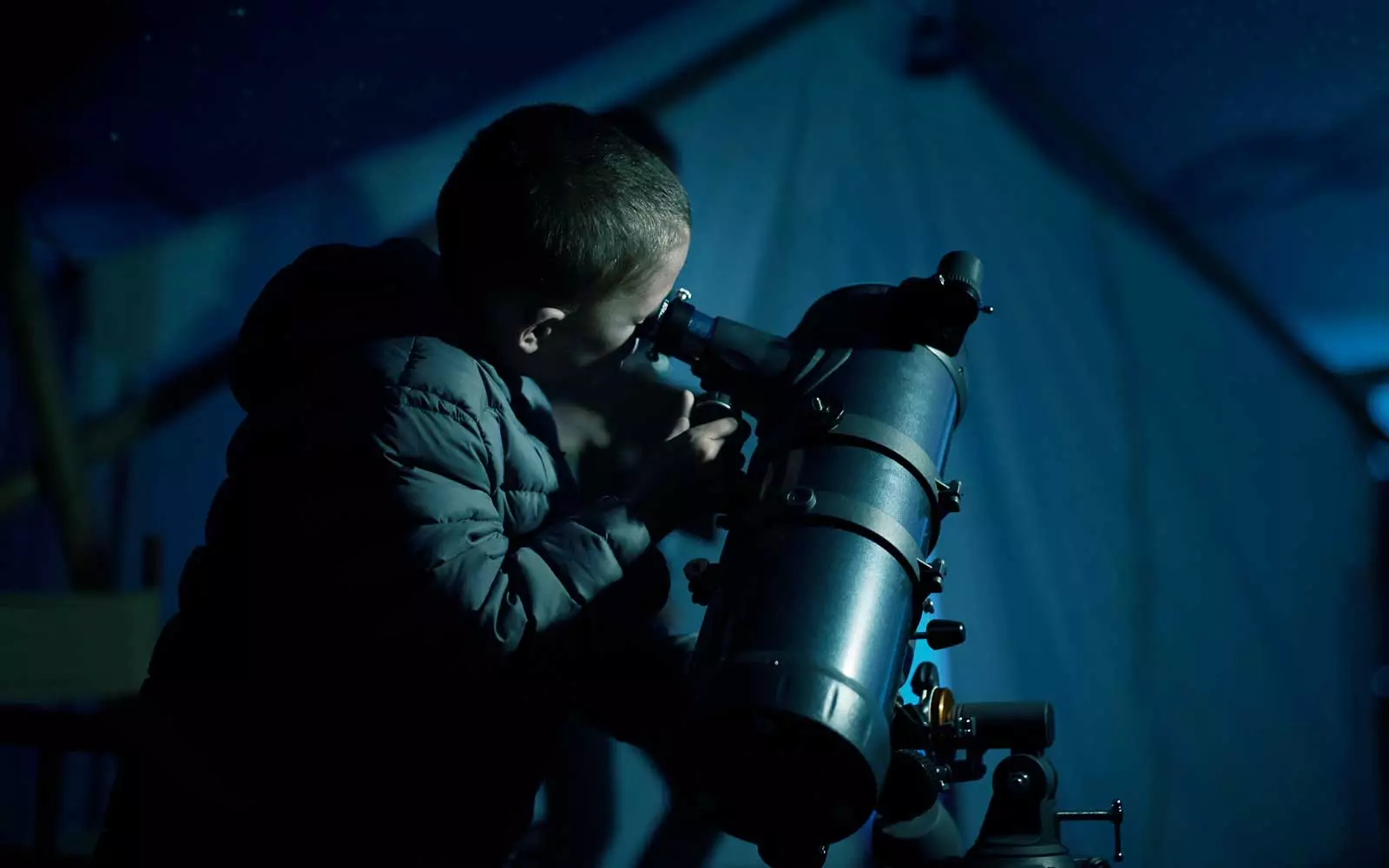 Neno mirando polo telescopio