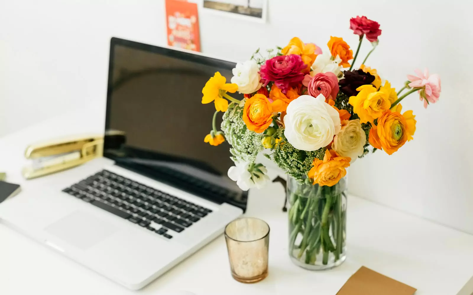 ramo de flores en un escritorio