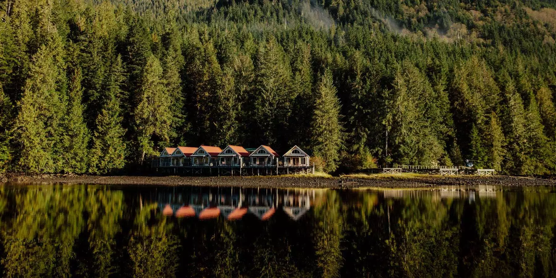 Lóiste Só i British Columbia le Taithí Wilderness