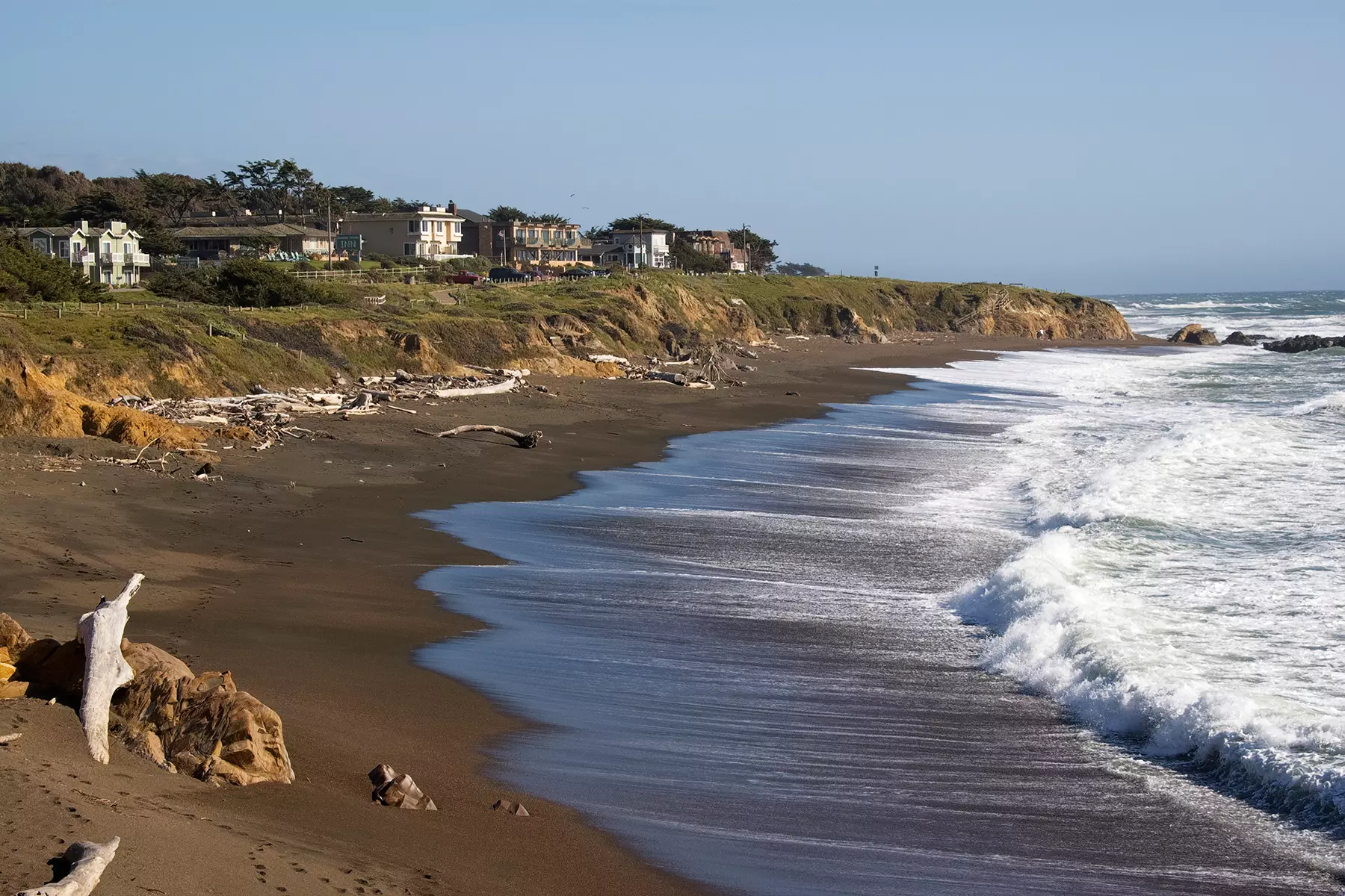 Cambria, California'da Pasifik Okyanusu manzarası boyunca evler