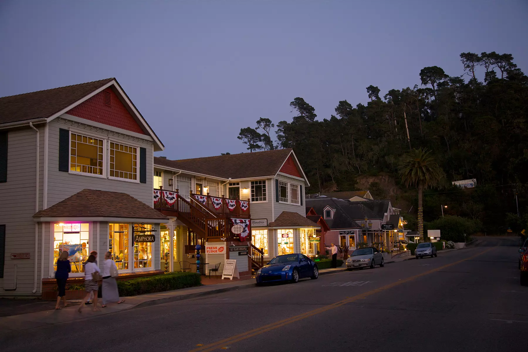 Cambria iş bölgesinde alacakaranlık, San Luis Obispo County, Central Coast, California, ABD.