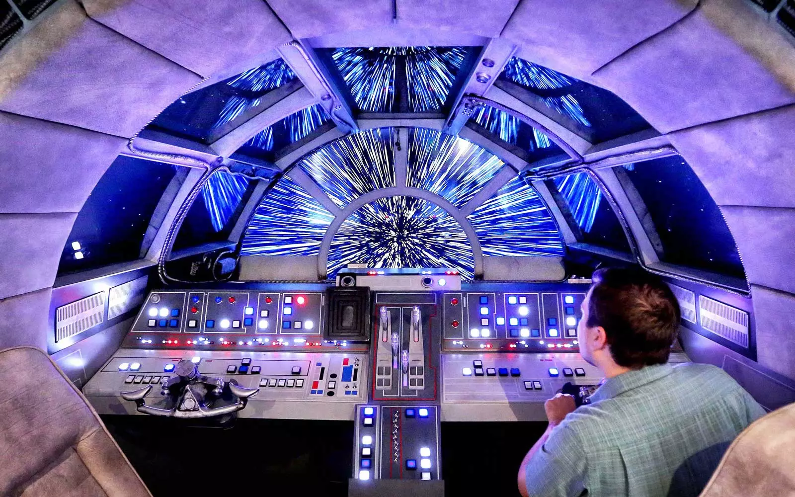 Walt Disney Imagineer předvádí kokpit hřiště Star Wars Millennium Falcon