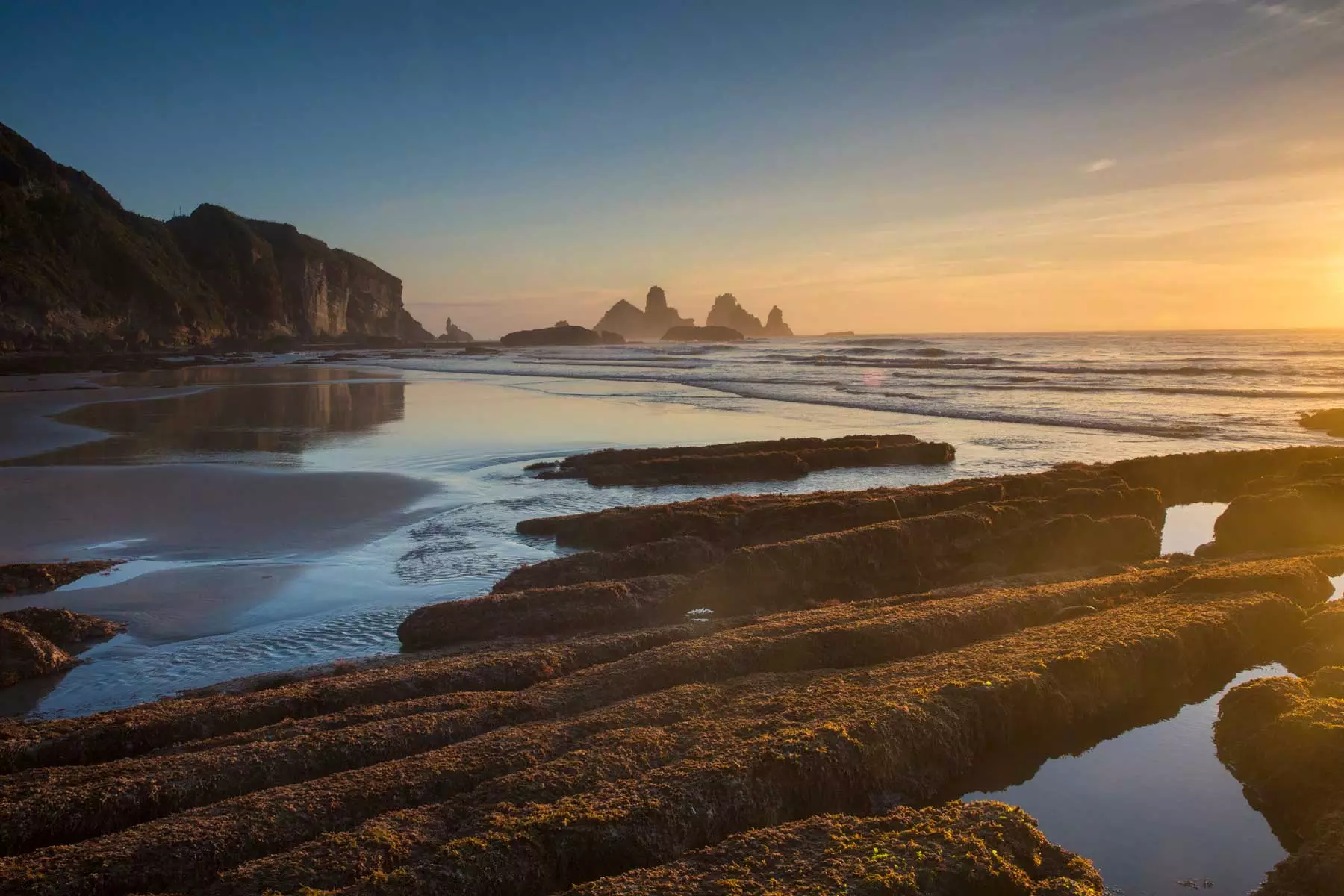 Atardecer na praia de Motukiekie, costa oeste, Nova Zelanda