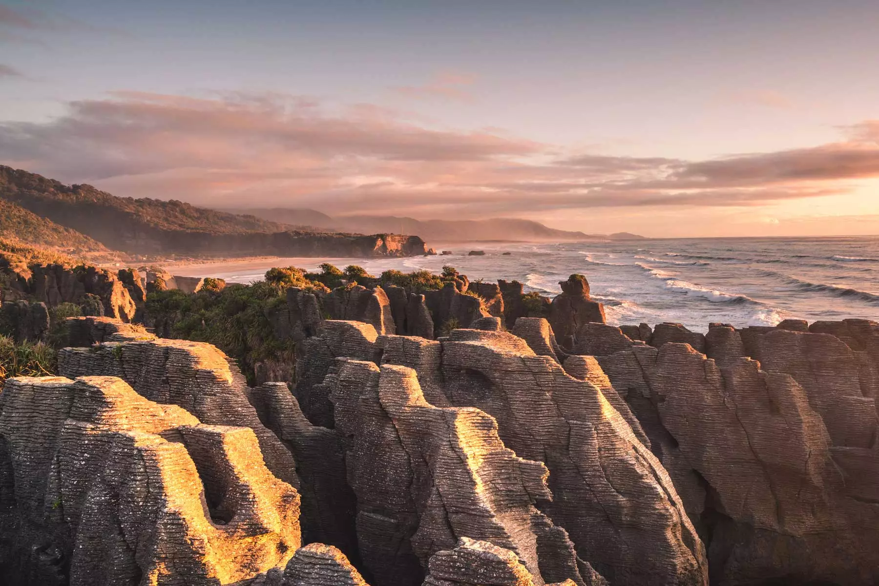 Vista panorámica do mar contra o ceo durante o solpor, Punakaiki, Nova Zelanda