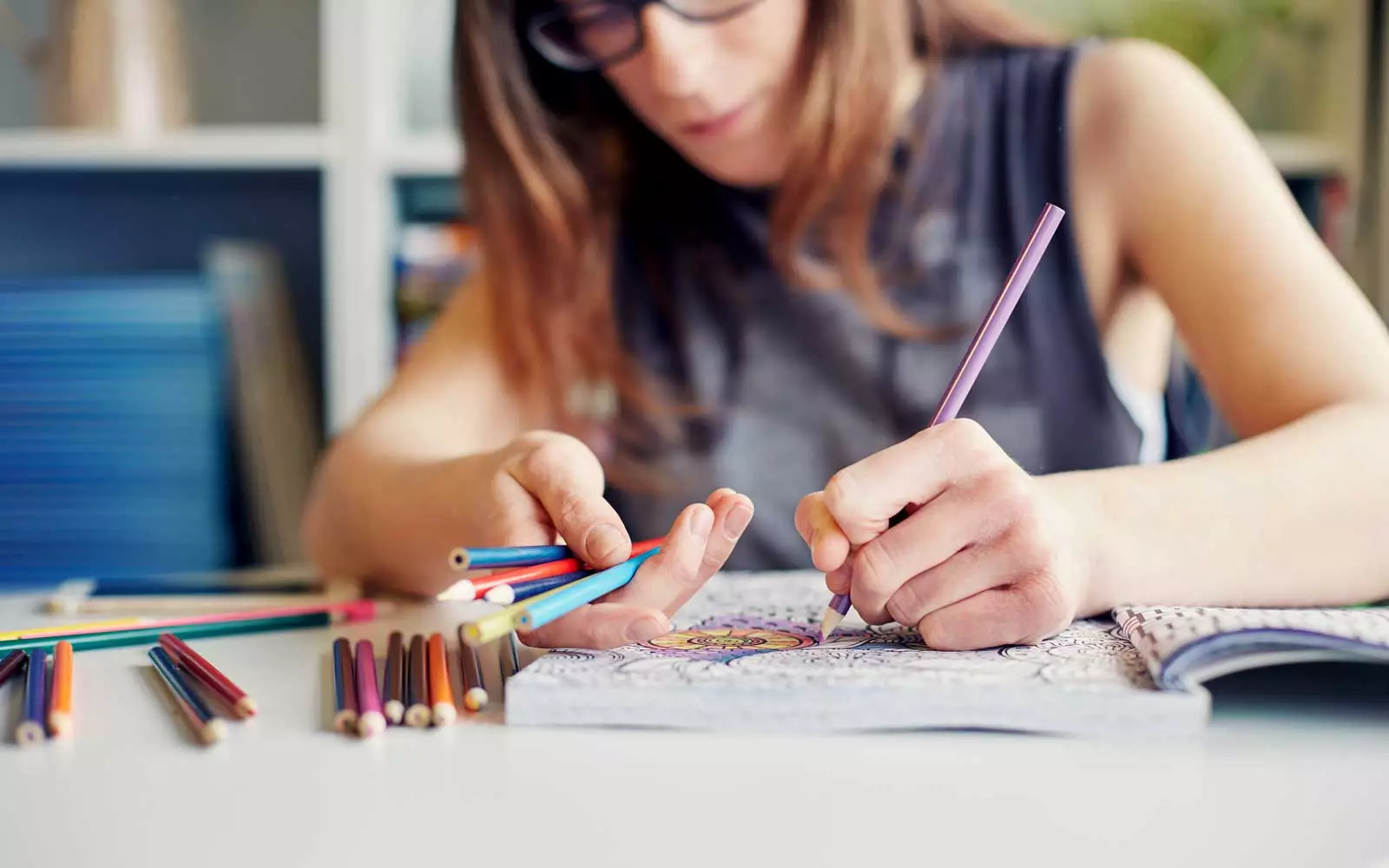 Mujer joven para colorear en un libro para colorear para adultos