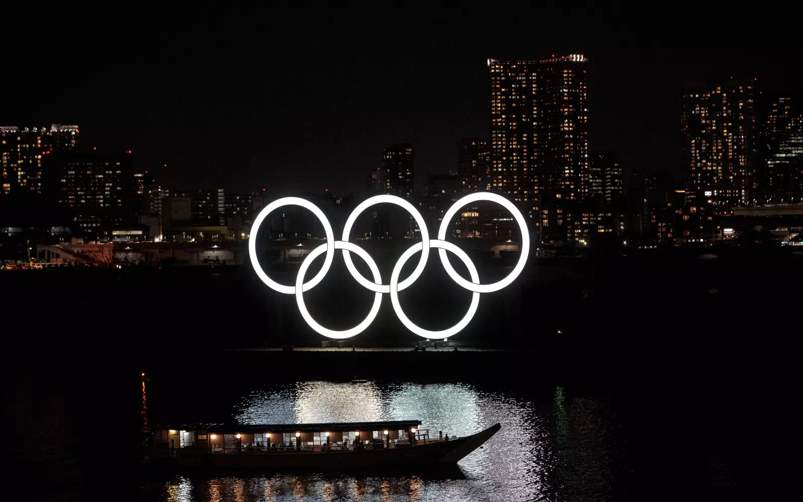 Olimpijski prstenovi izloženi u tokijskoj četvrti Odaiba.