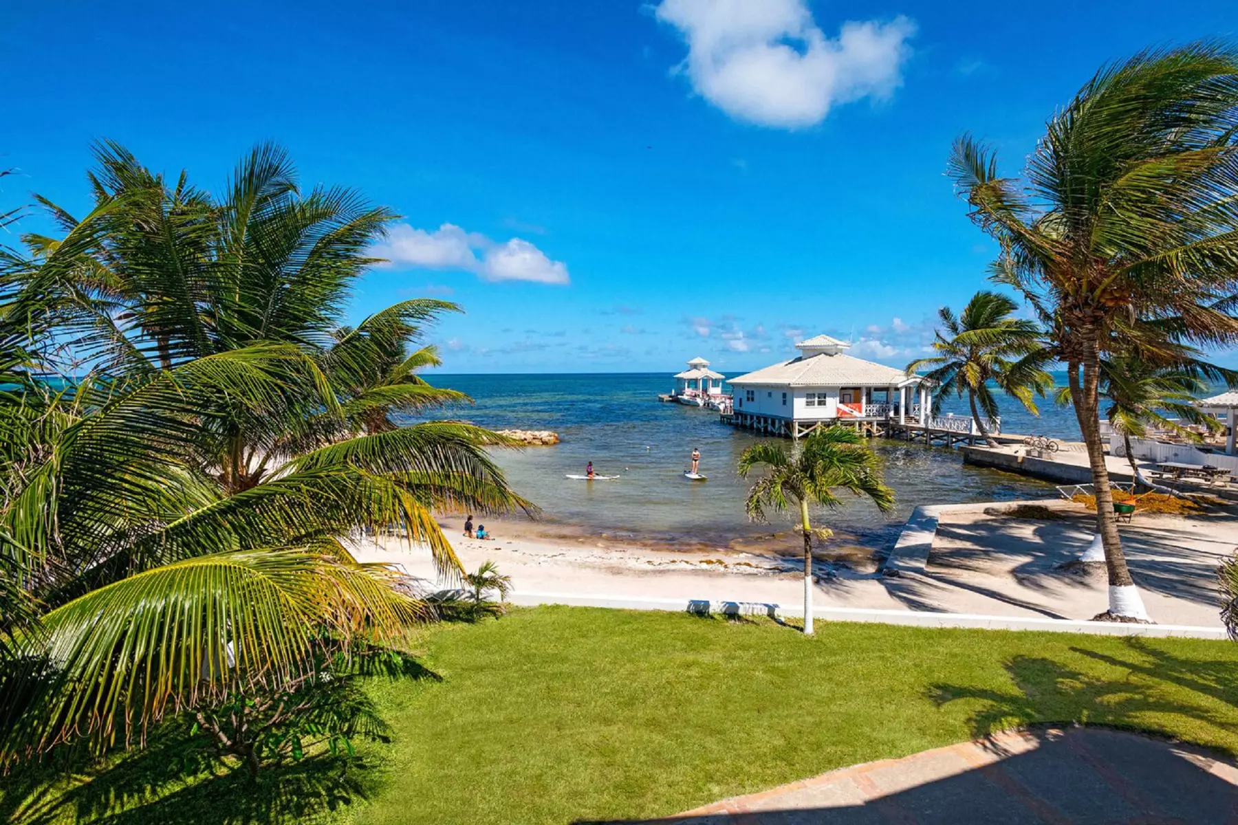 Ang Oceanfront suite sa Alaia Belize ug pro dive center