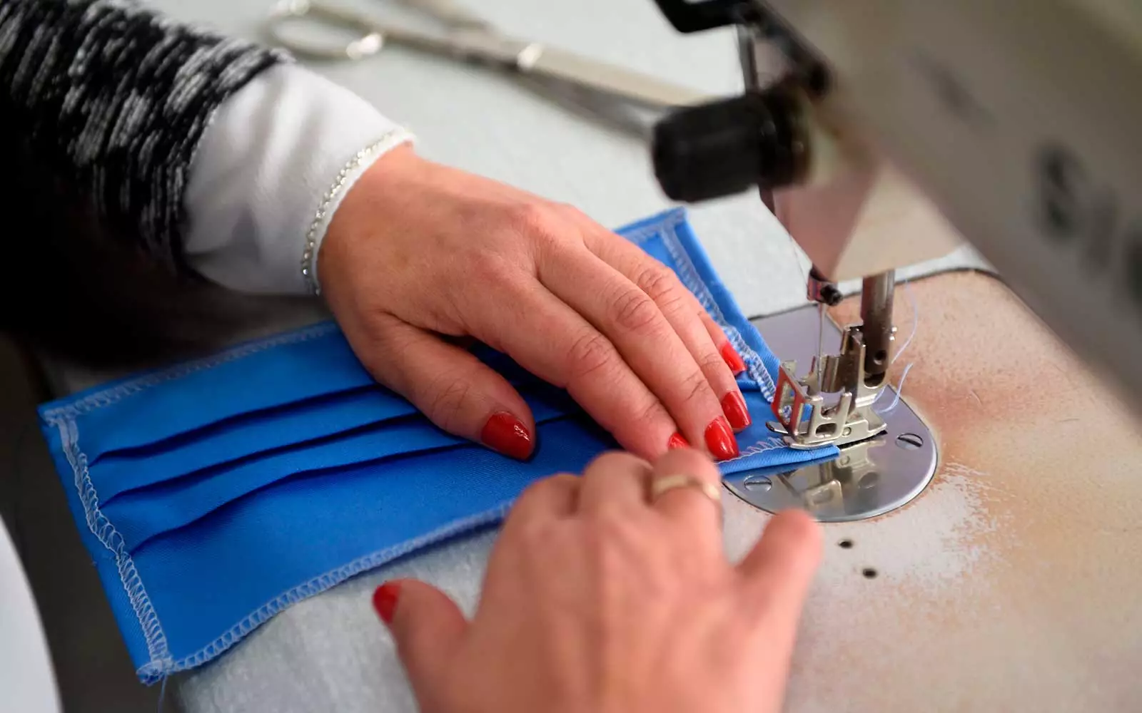 La diseñadora española Tila Ares (derecha) cose mascarillas hechas a mano en su taller de Portonovo, noroeste de España, el 22 de marzo de 2020.