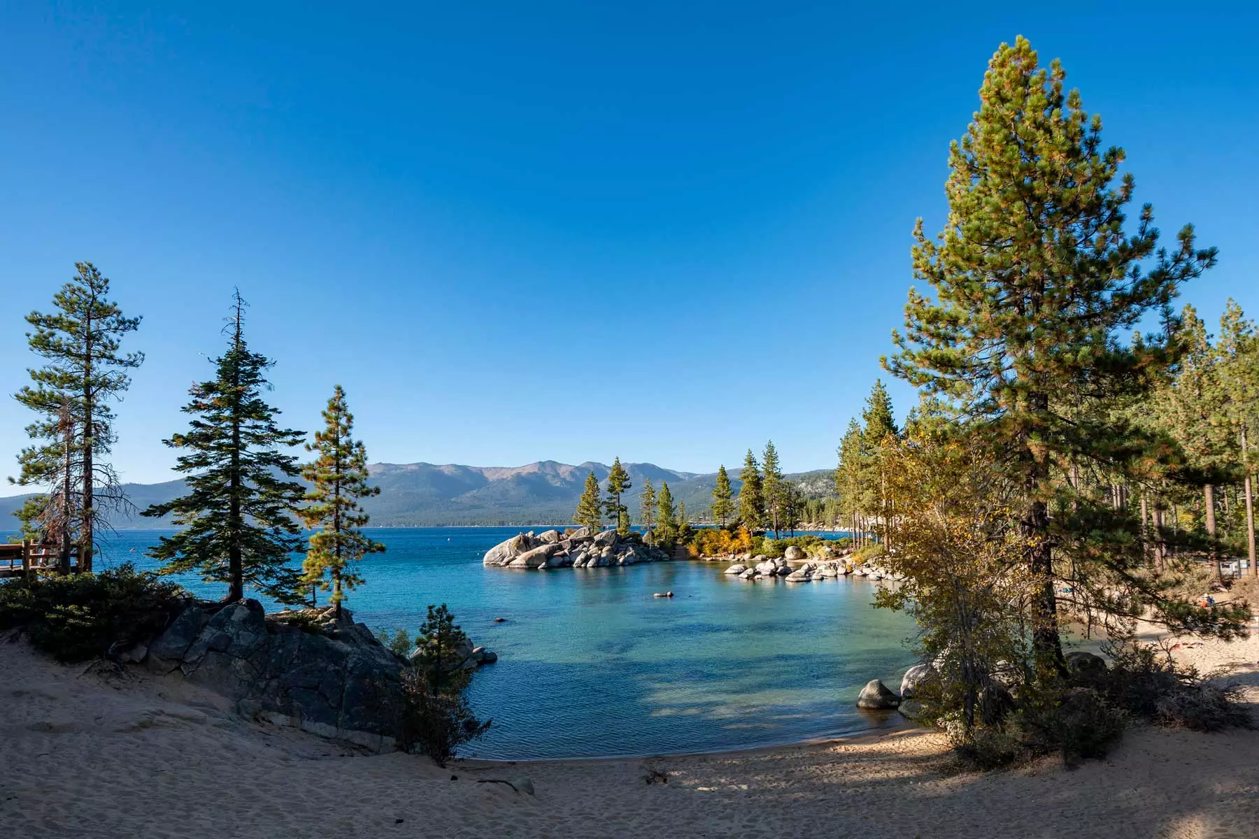 වැලි වෙරළ සහ ජලයේ රවුම් ගල්, Tahoe විලෙහි බොක්ක, වැලි වරාය වෙරළ, සරත් සෘතුවේ දී, Sand Harbour State Park, වෙරළ, කැලිෆෝනියාවේ