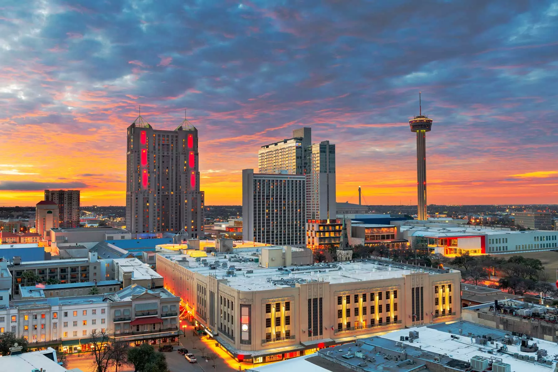 San Antonio, Texas, obris centra grada odozgo u zoru.